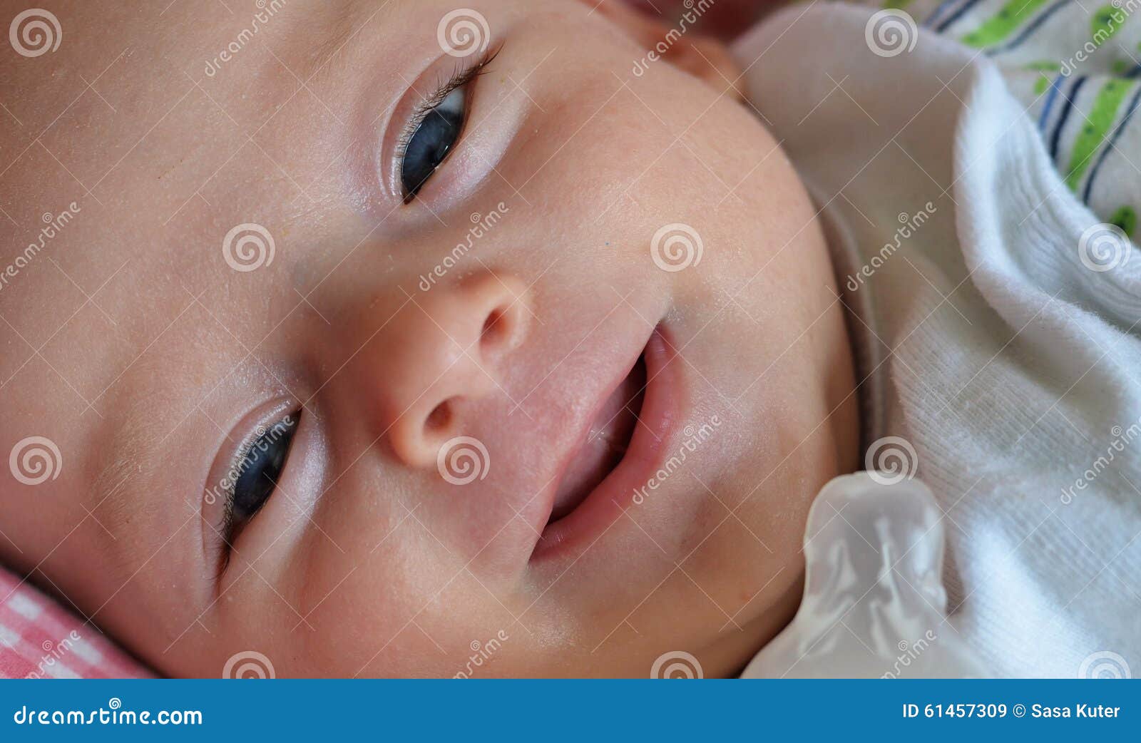 Bebé Satisfecho Después De Comer Imagen de archivo - Imagen de botella ...