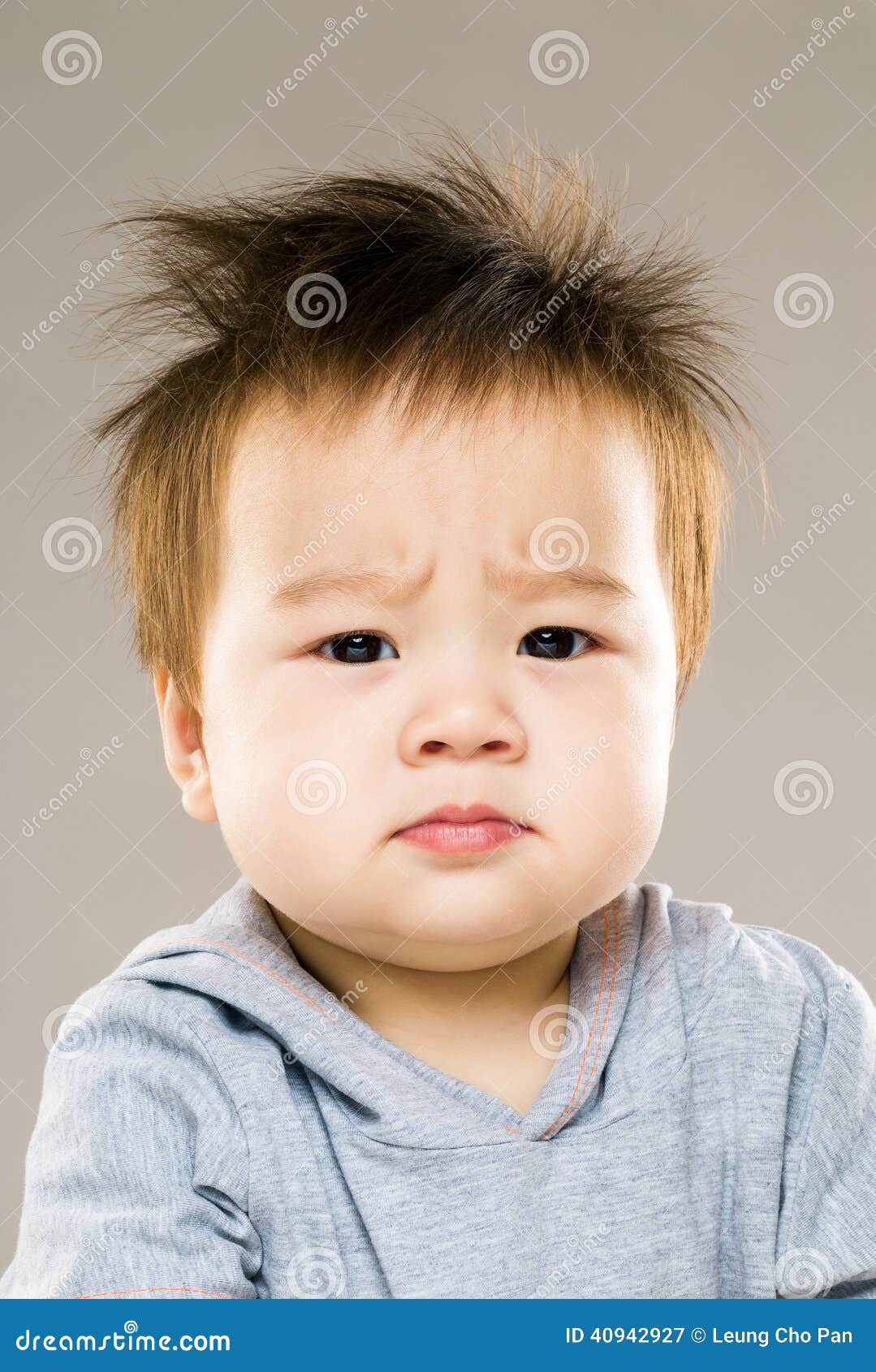 Bebé serio imagen de archivo. Imagen de humor, apenado - 40942927