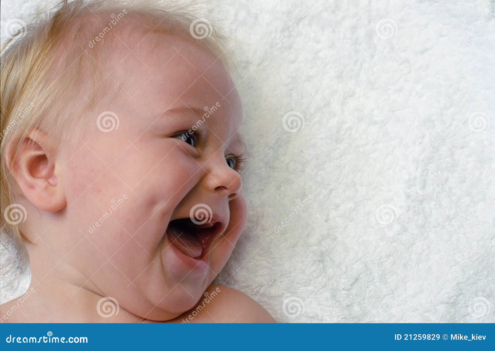 Bebé sonriente imagen de archivo. Imagen de sonrisa, riéndose - 21259829