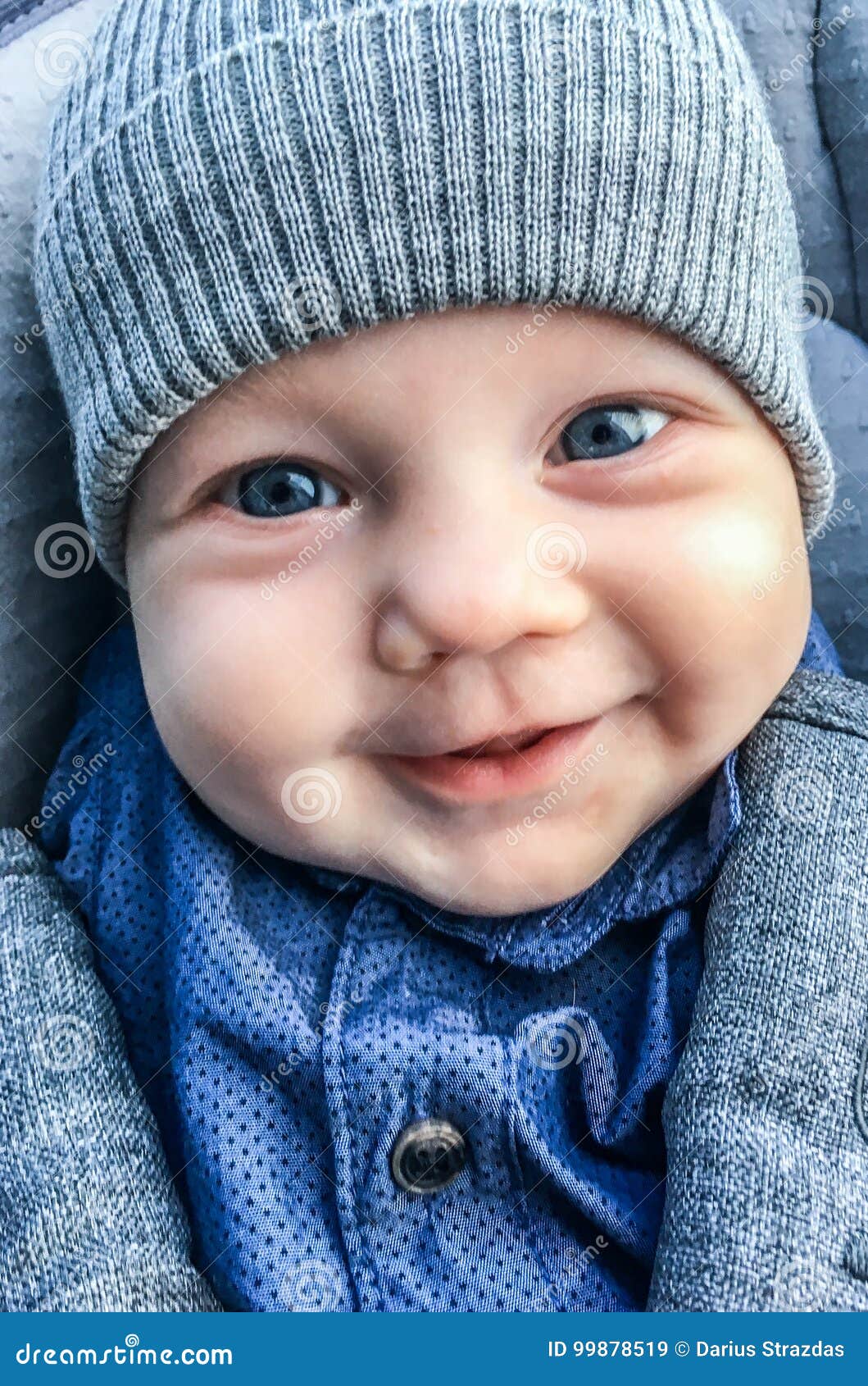 Bebé sonriente lindo imagen de archivo. Imagen de primer - 99878519