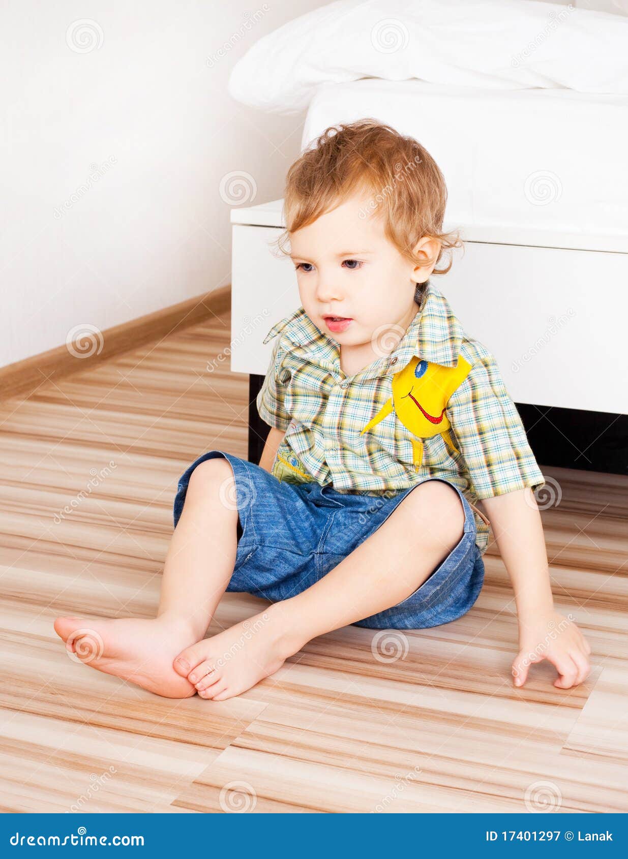 Bebé triste imagen de archivo. Imagen de rubio, bebé - 17401297