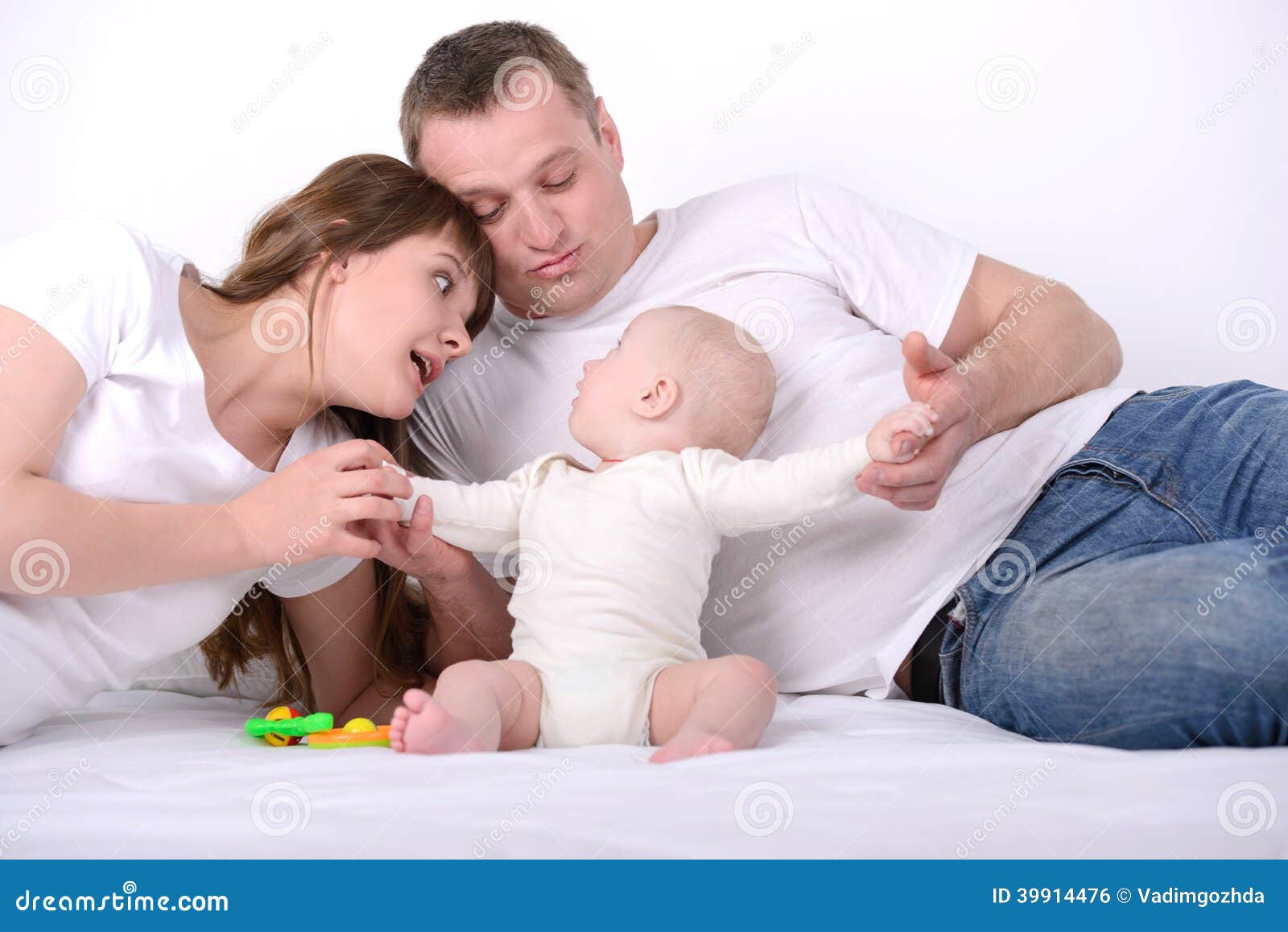 Bebé y padres foto de archivo. Imagen de amor, familia - 39914476