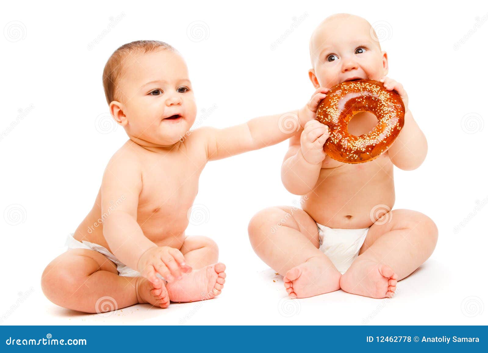 Bebés con pan foto de archivo. Imagen de bebé, salud - 12462778