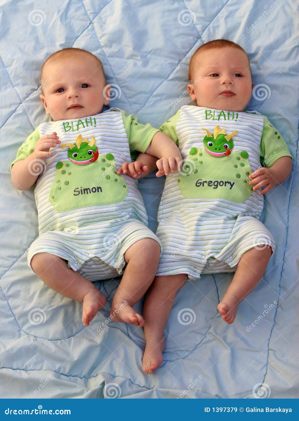 Bebés gemelos imagen de archivo. Imagen de joven, nacimiento - 1397379