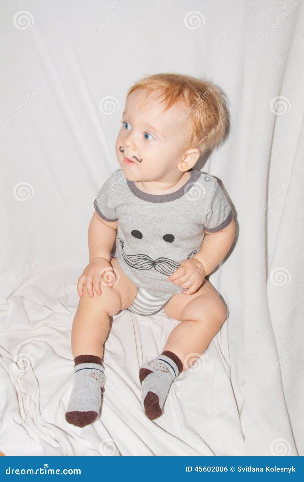Bebê Bonito Com Bigode Pintado Foto de Stock - Imagem de traje, azul ...