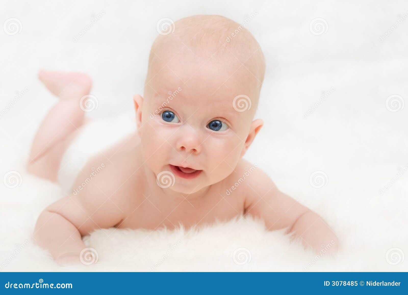 Bebê bonito pequeno imagem de stock. Imagem de macho, felicidade - 3078485