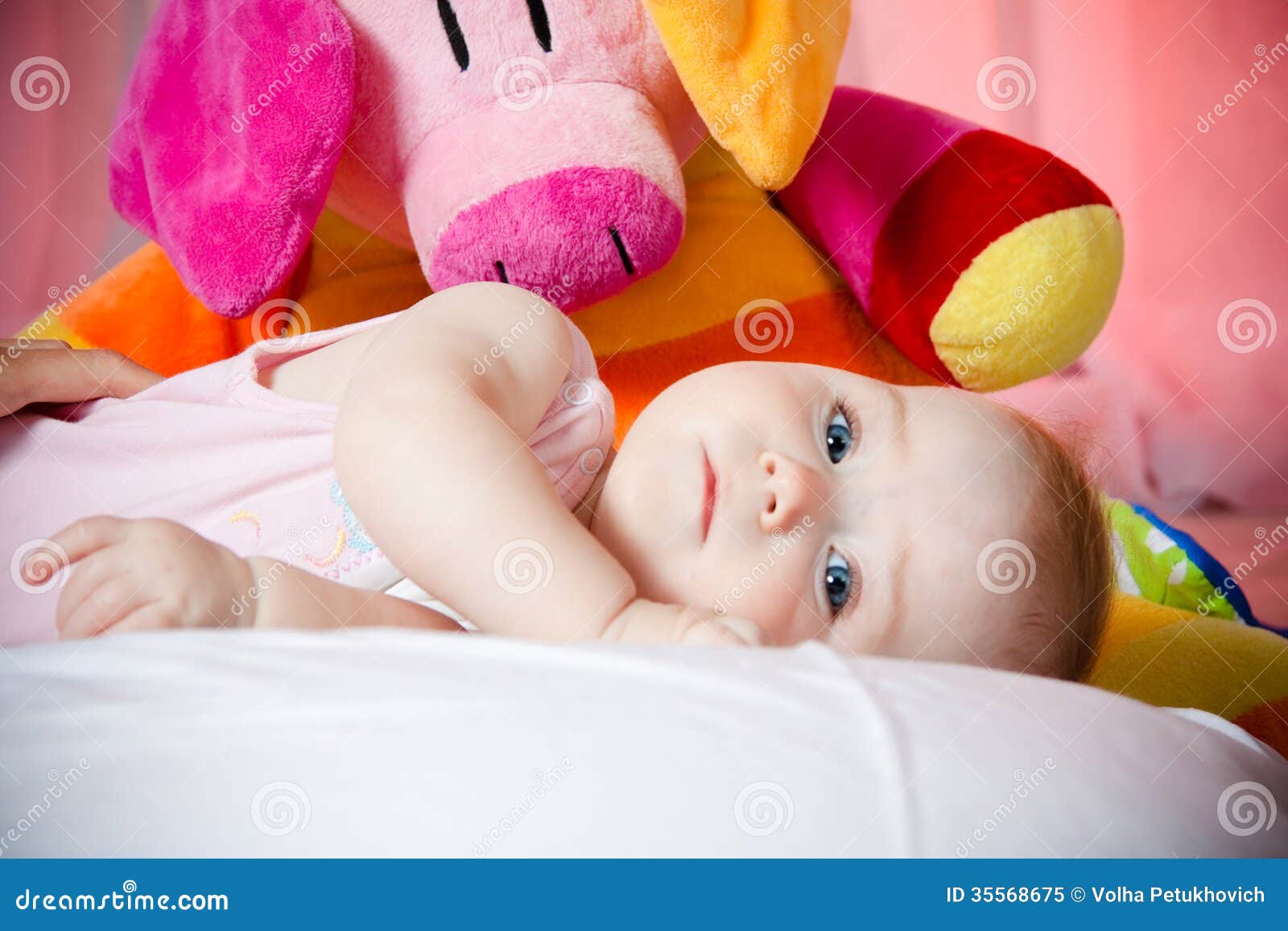 Bebê cansado atrativo imagem de stock. Imagem de farsa - 35568675