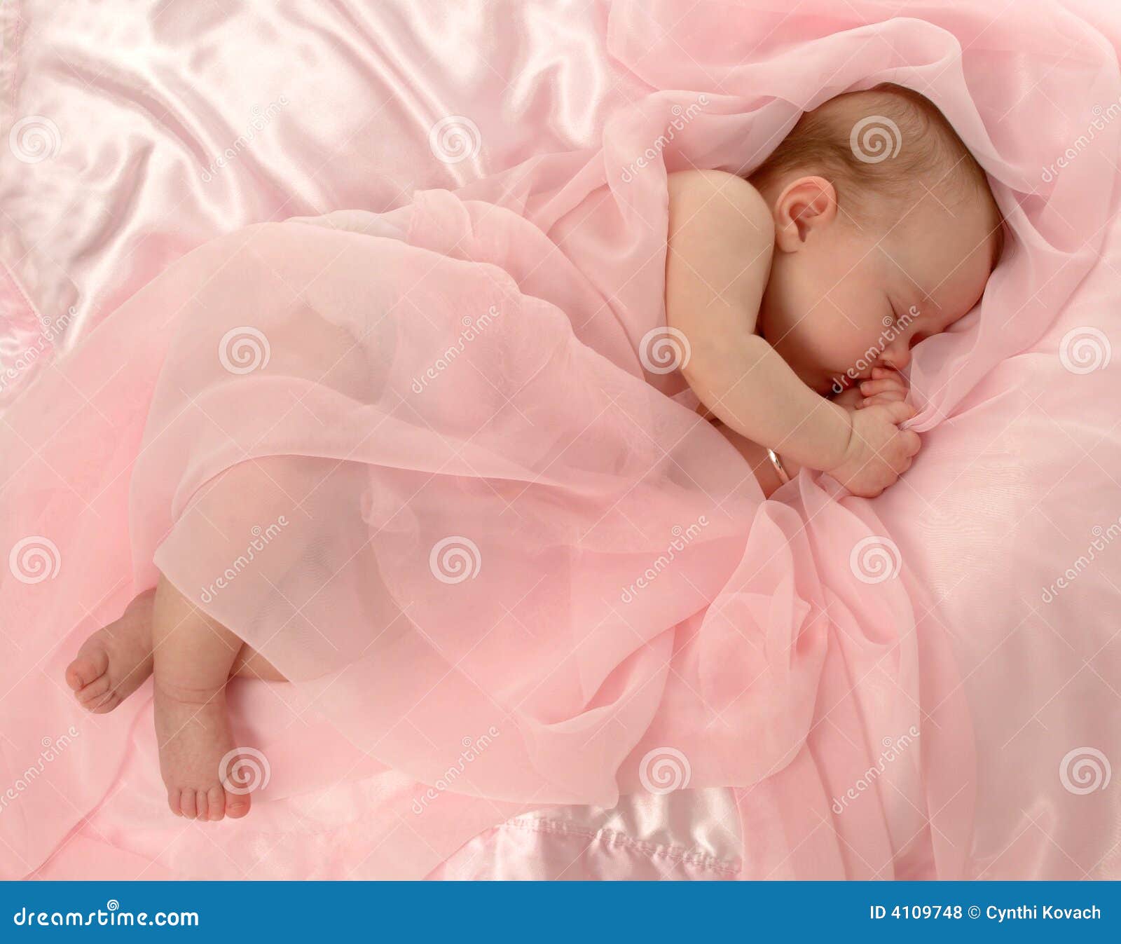 Bebê Coberto Na Cor-de-rosa Foto de Stock - Imagem de menina ...