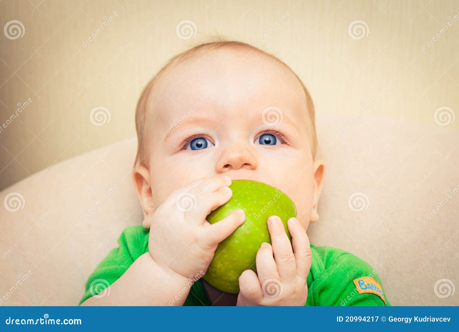 Bebê com maçã imagem de stock. Imagem de doce, infância - 20994217