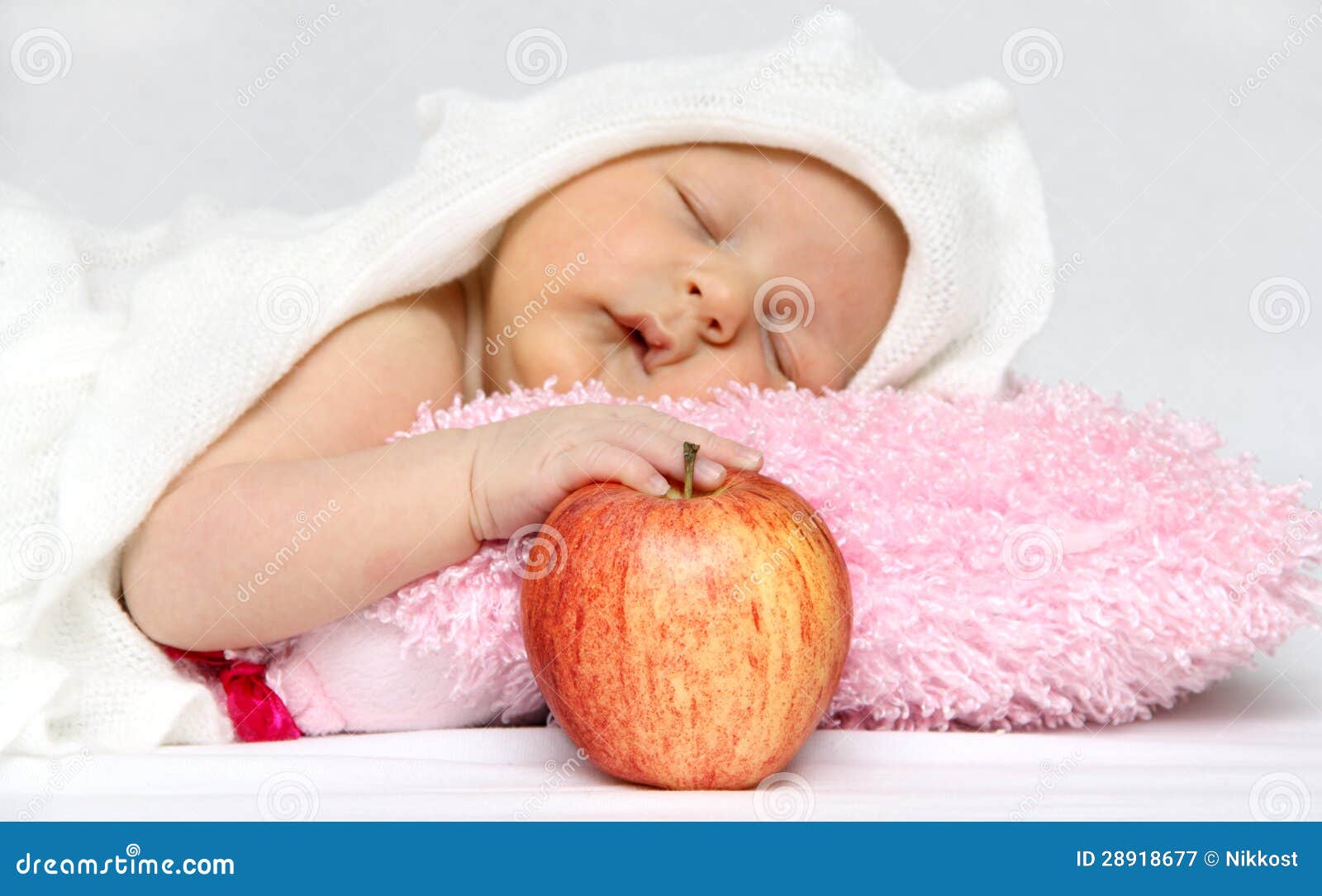 Bebê com maçã imagem de stock. Imagem de vermelho, bonito - 28918677