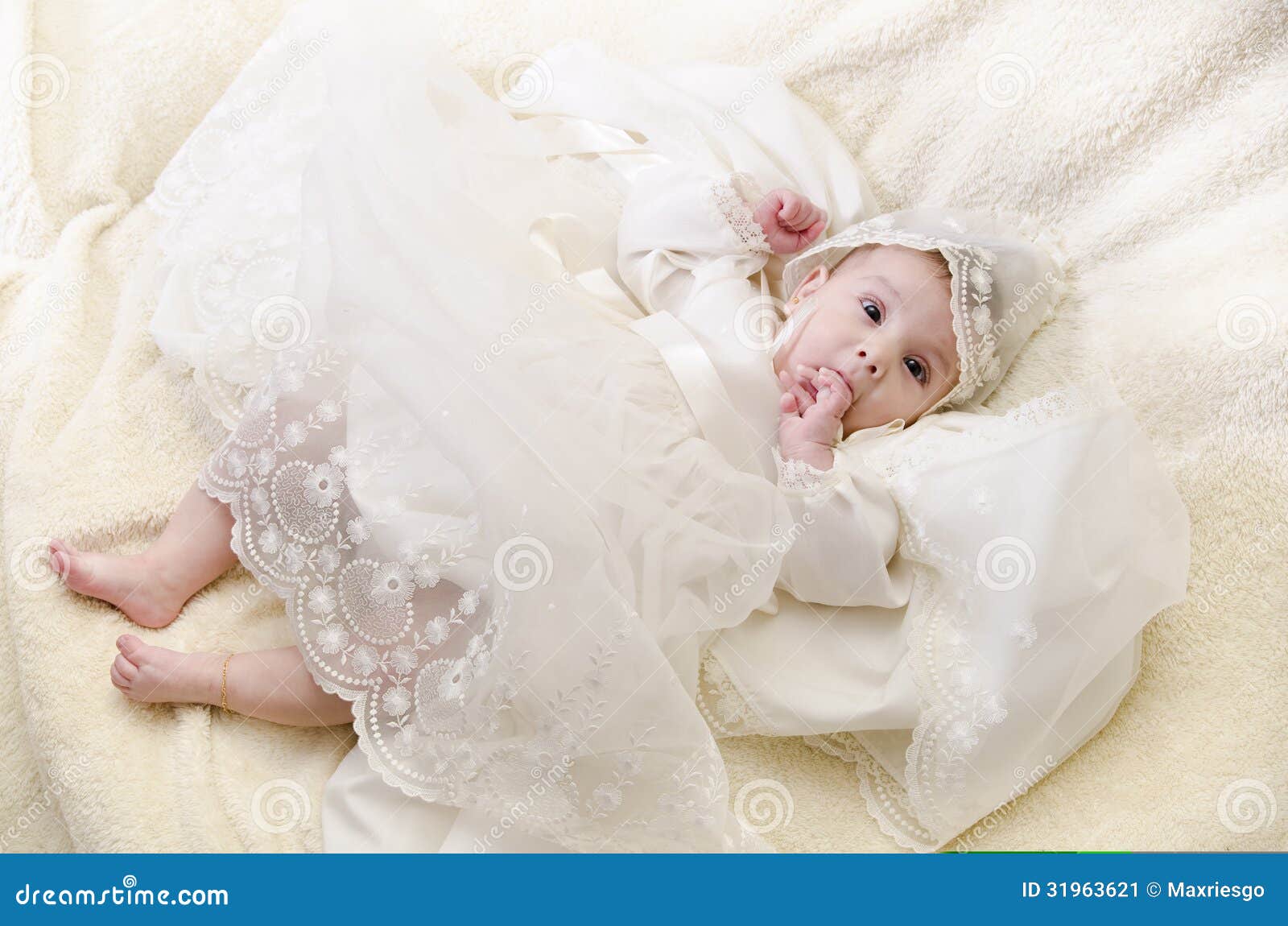 Bebê com roupa do batismo imagem de stock. Imagem de batismo - 31963621