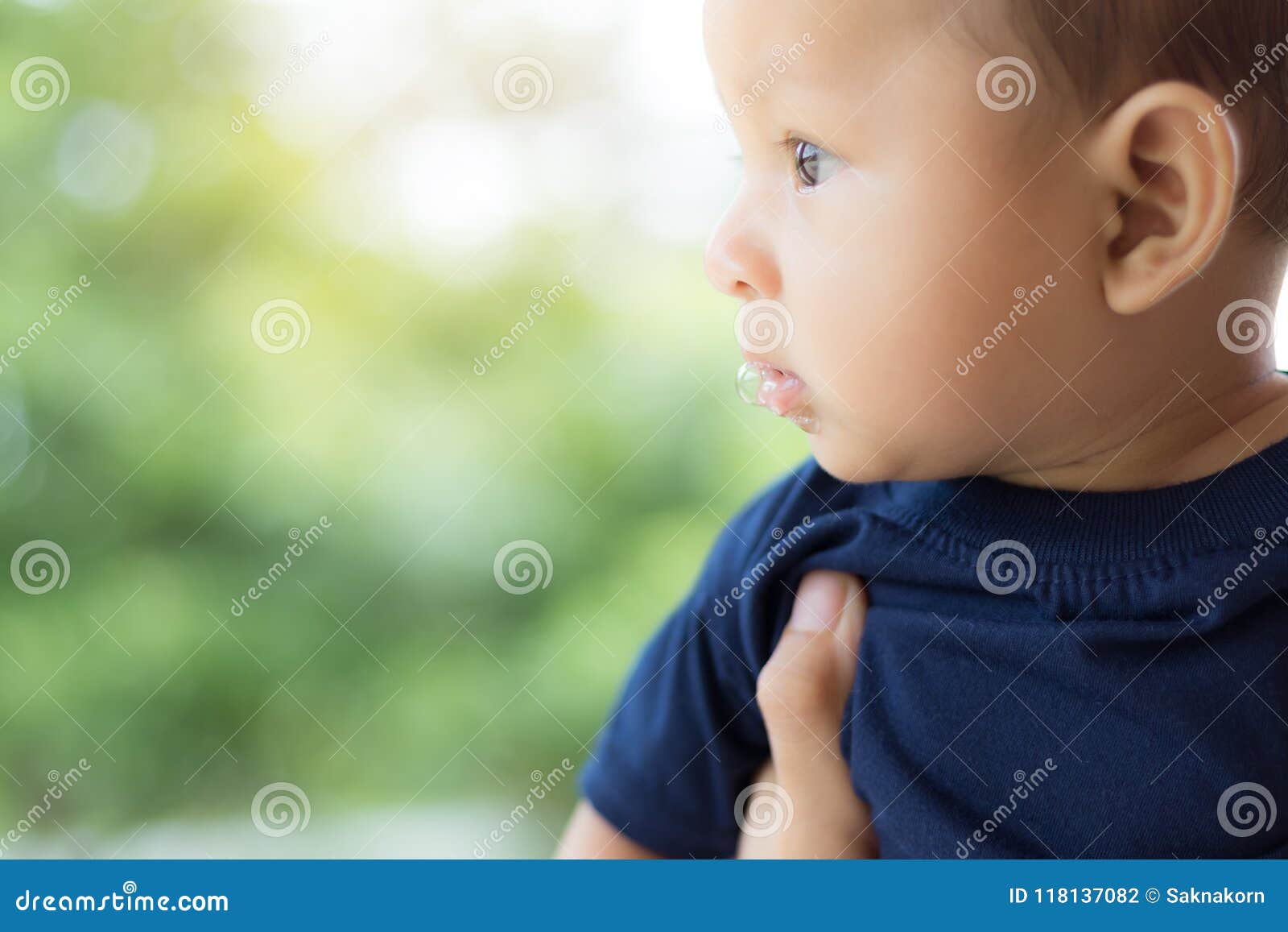 Bebê com saliva foto de stock. Imagem de fofofo, pouco - 118137082