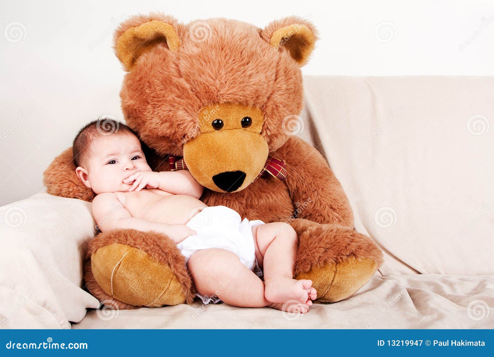 Bebê com urso imagem de stock. Imagem de enchido, macio - 13219947