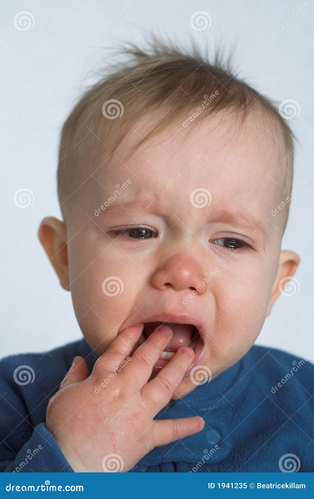 Bebê de grito imagem de stock. Imagem de infeliz, grito - 1941235