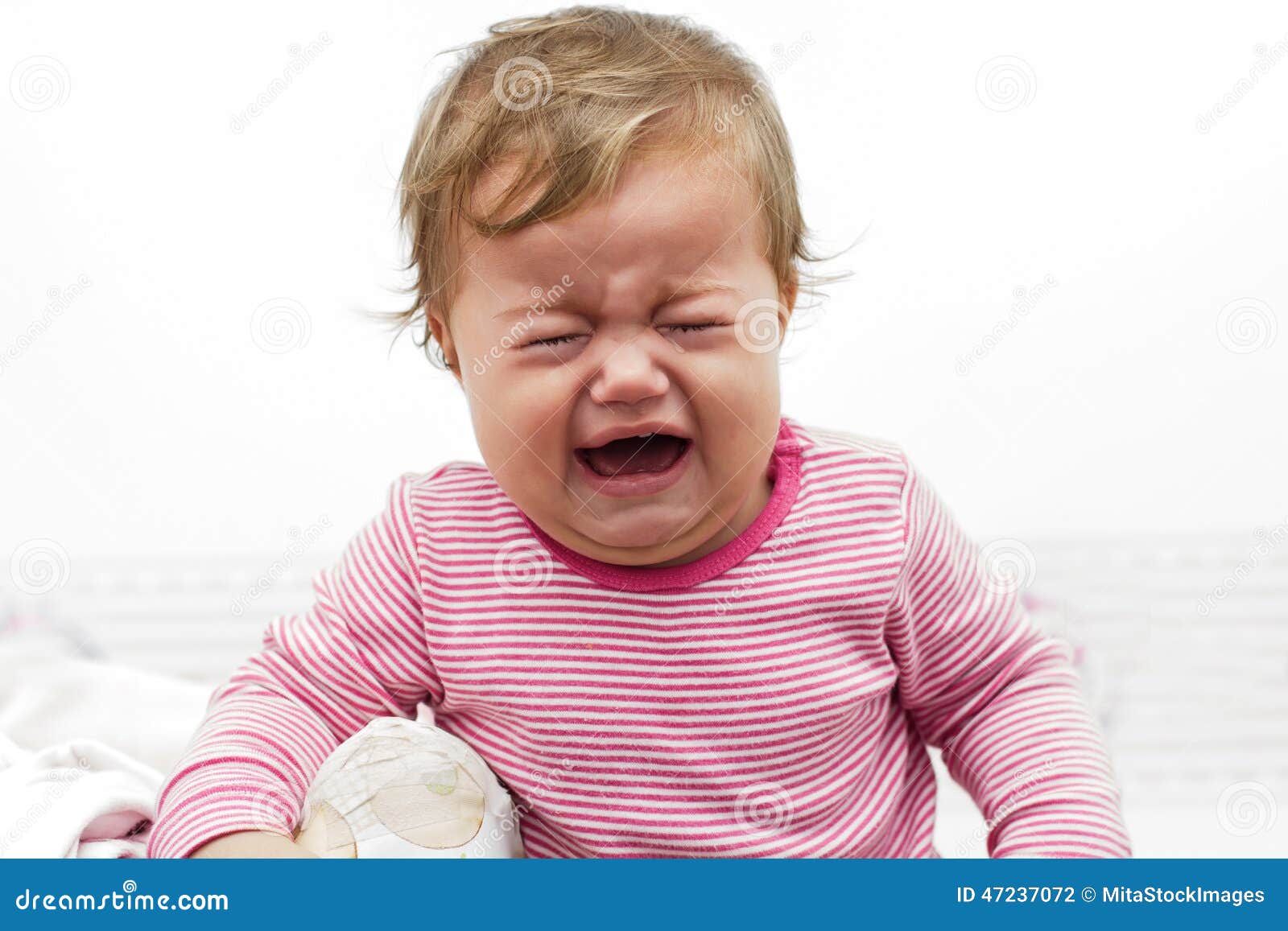 Bebê de grito foto de stock. Imagem de cuidado, infante - 47237072