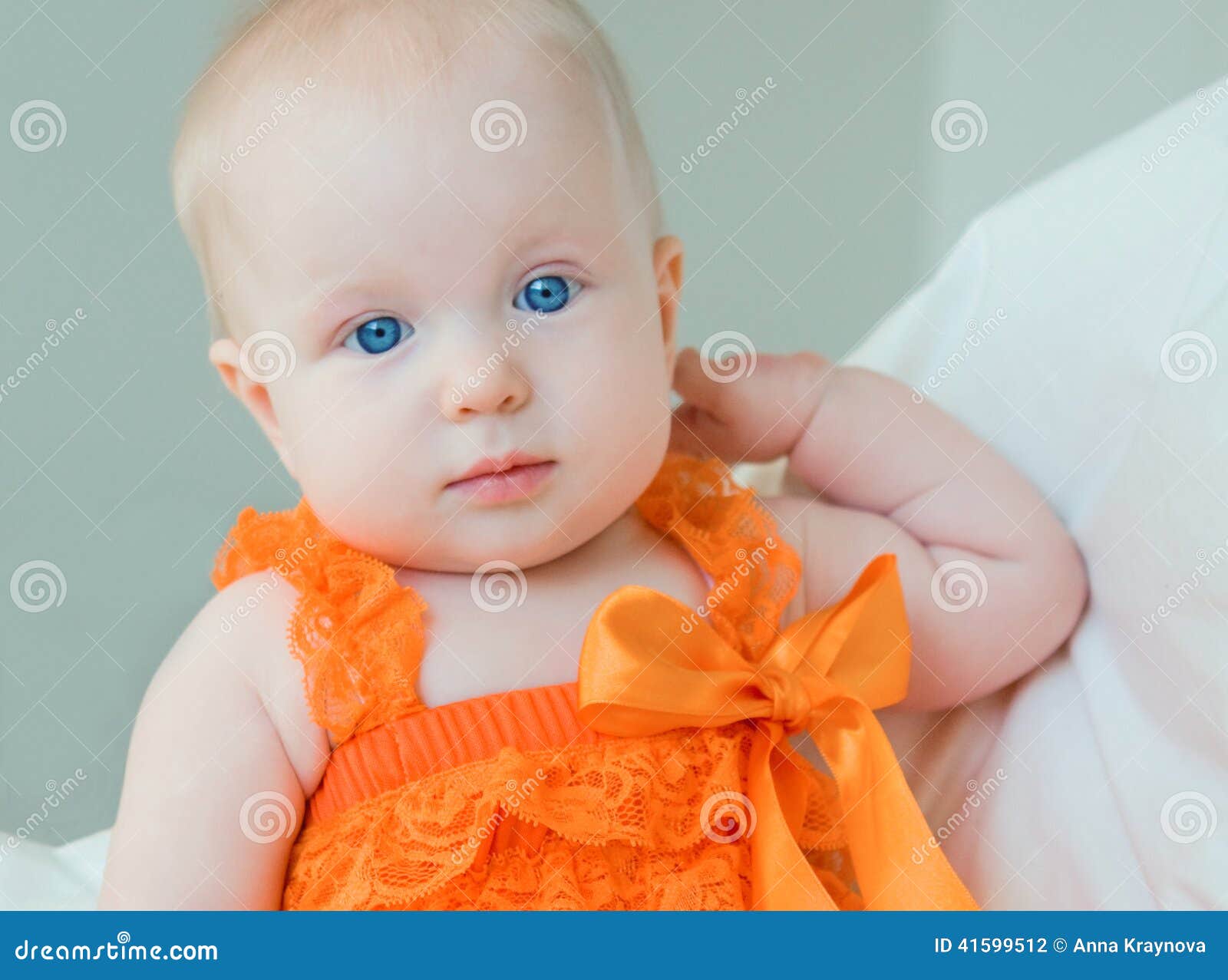 Bebê Louro Com Olhos Azuis Em Um Romper Foto de Stock - Imagem de ...