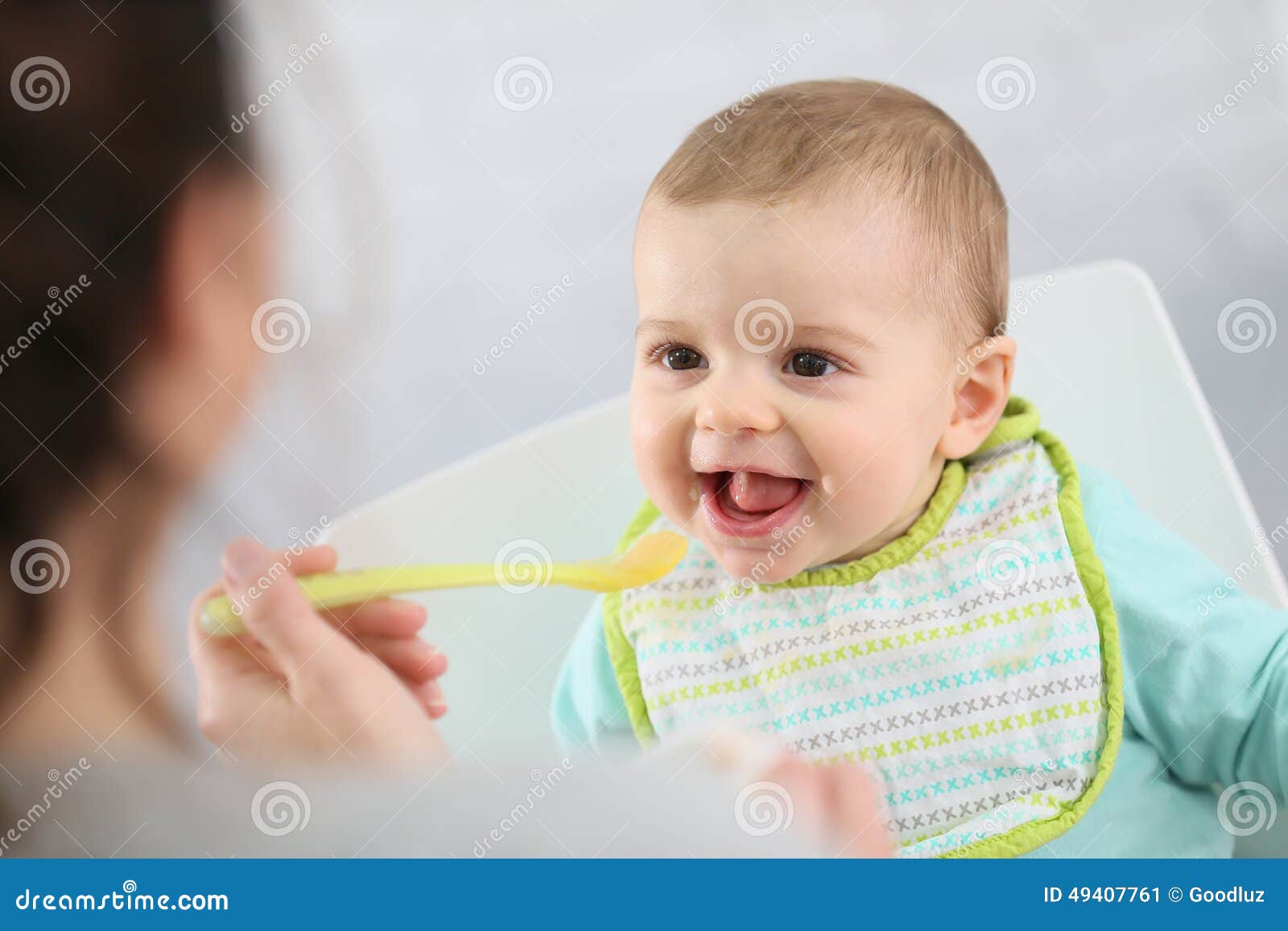 Bebê Pequeno Com Fome Que Come a Compota Imagem de Stock - Imagem de ...