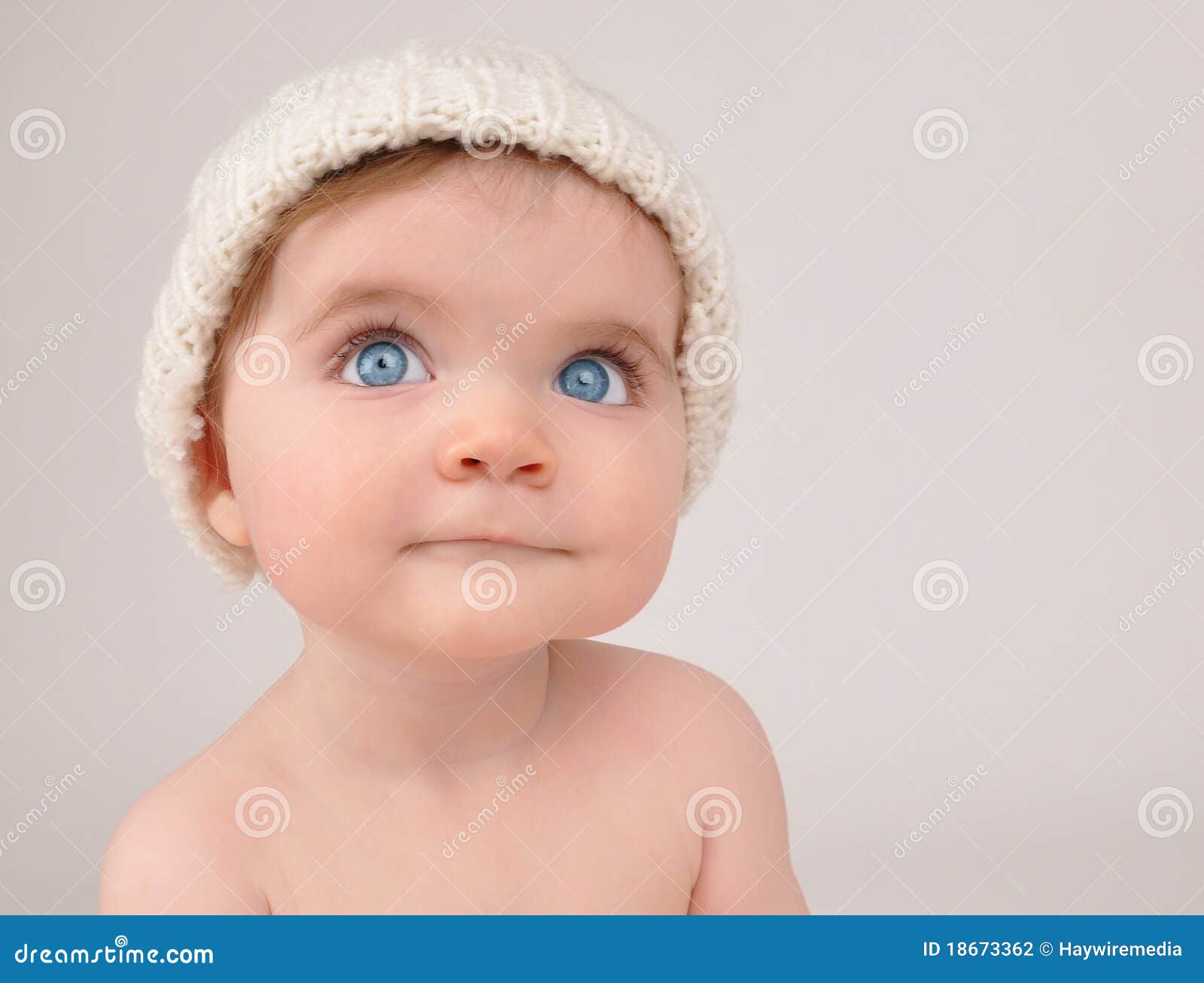 Bebê Pequeno Que Pensa E Que Olha Com Chapéu Foto de Stock - Imagem de ...