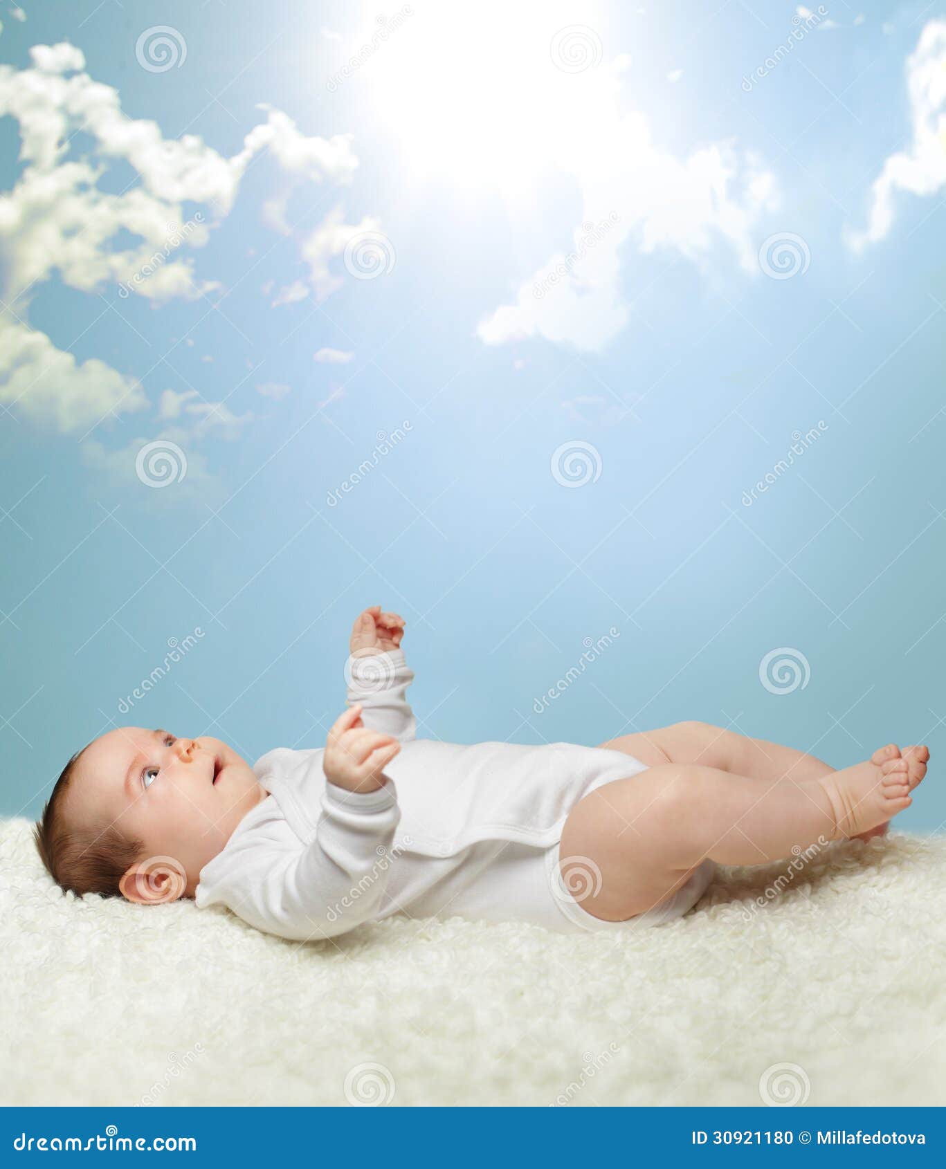 Bebê Pequeno Sob O Sol E O Céu Foto de Stock - Imagem de vida, céu ...