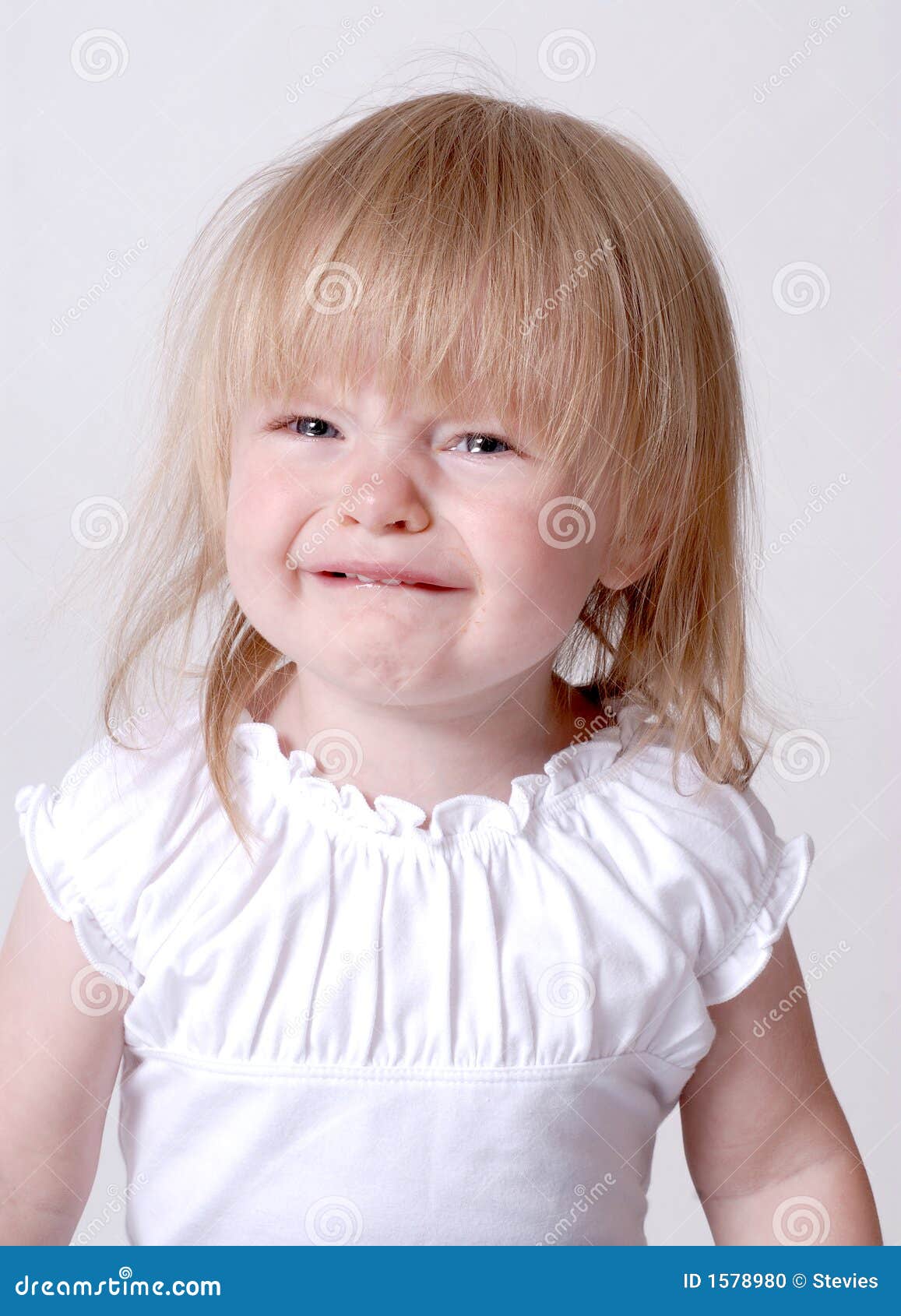 Bebê triste foto de stock. Imagem de chicotes, olhos, pijama - 1578980