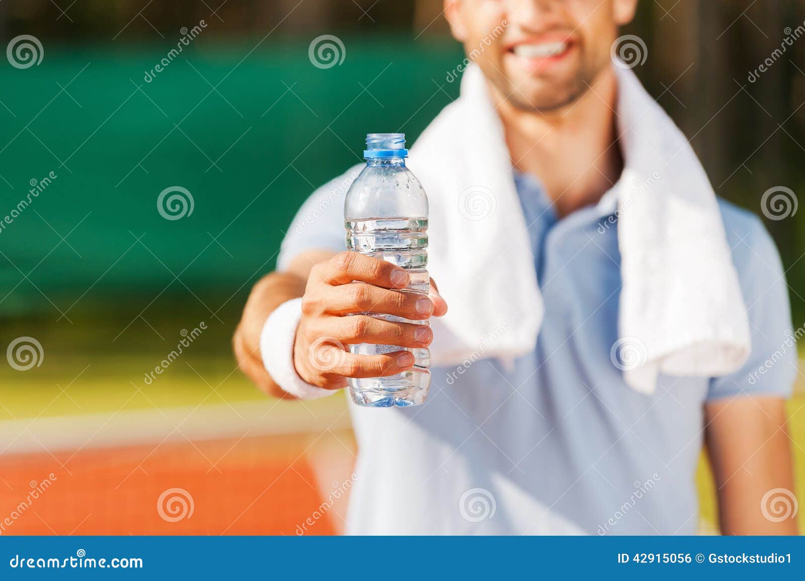 ¡Beba un poco de agua! foto de archivo. Imagen de foco - 42915056