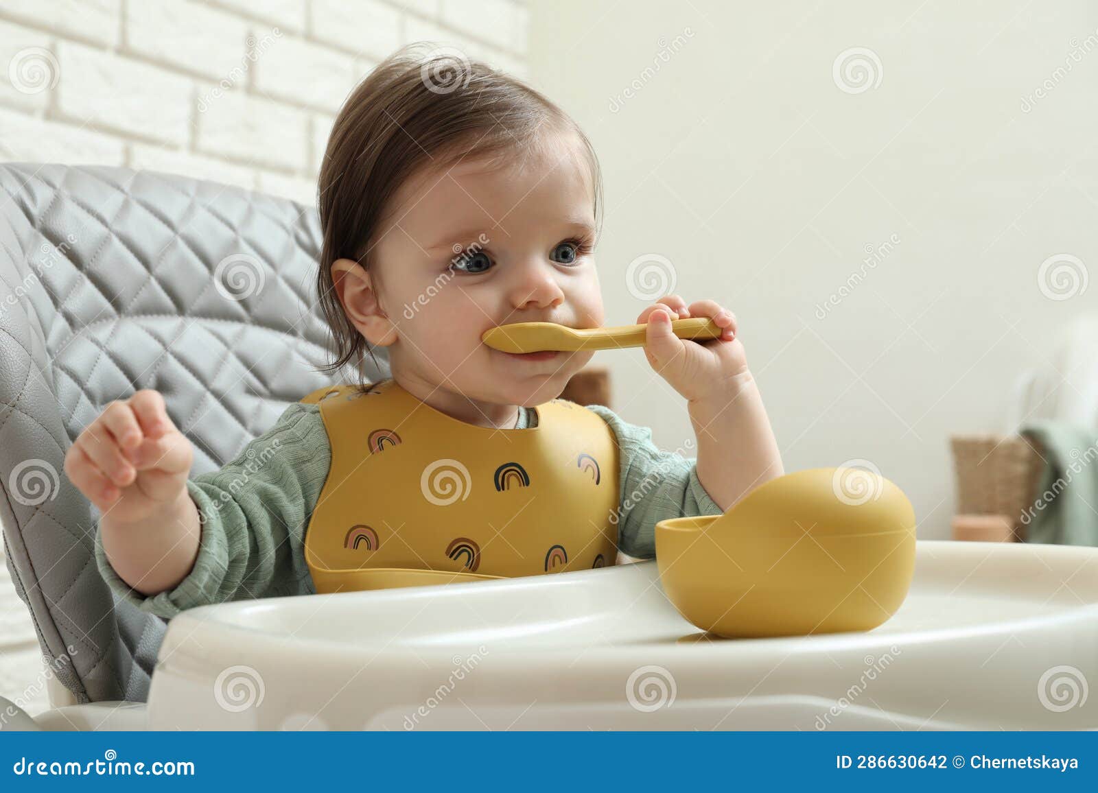 Bebe Lindo Comiendo Comida Saludable En El Interior De La Silla Foto de ...