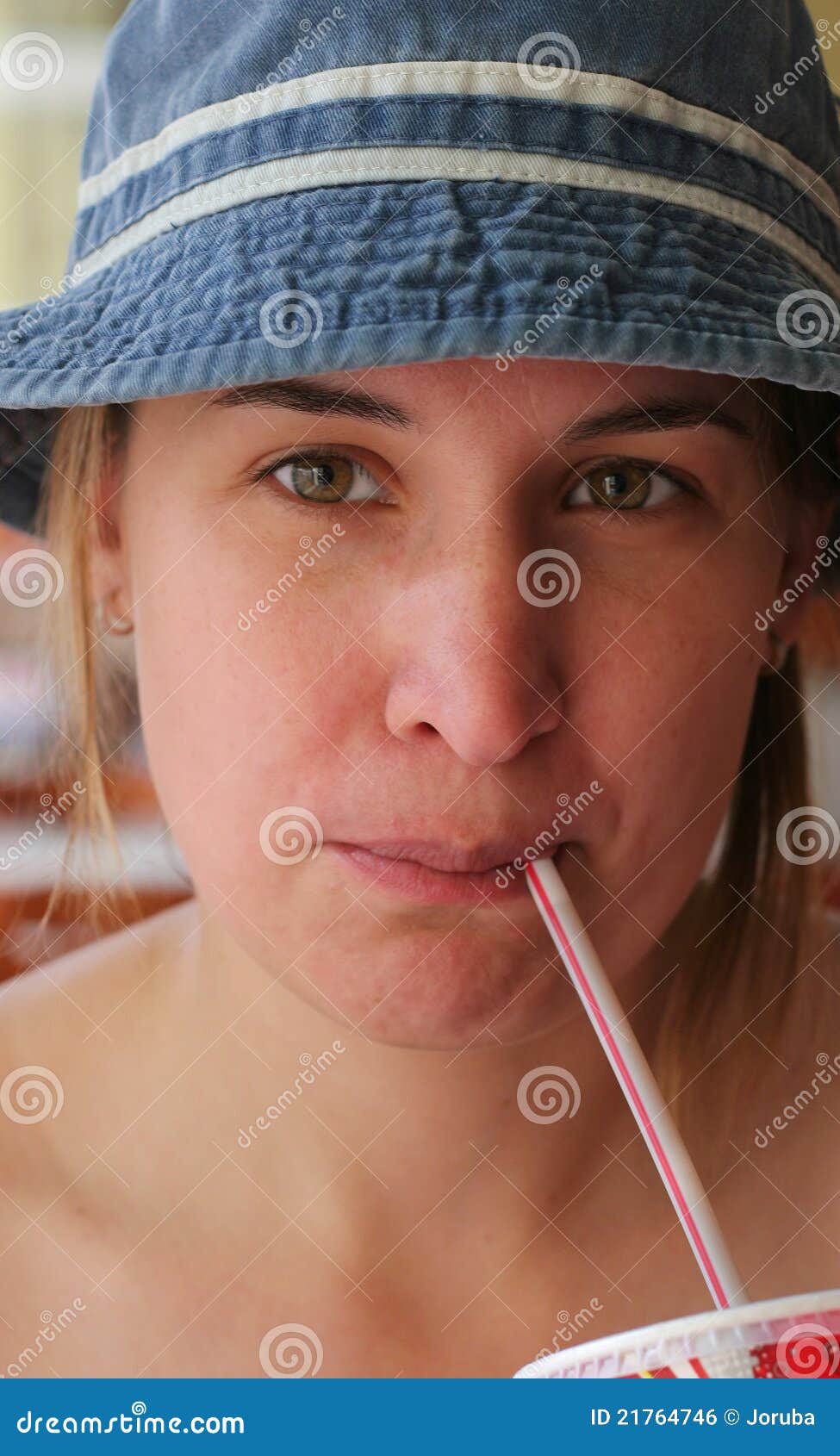 Beber com palha foto de stock. Imagem de sede, beber - 21764746