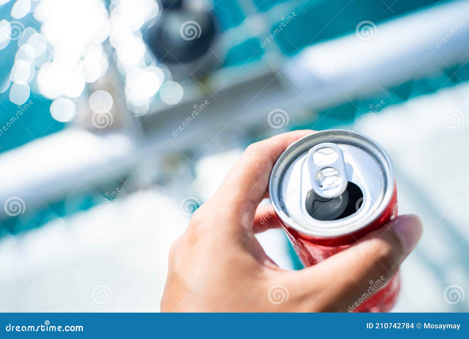 Beber Refrescos Enlatados En El Barco Foto de archivo - Imagen de ...