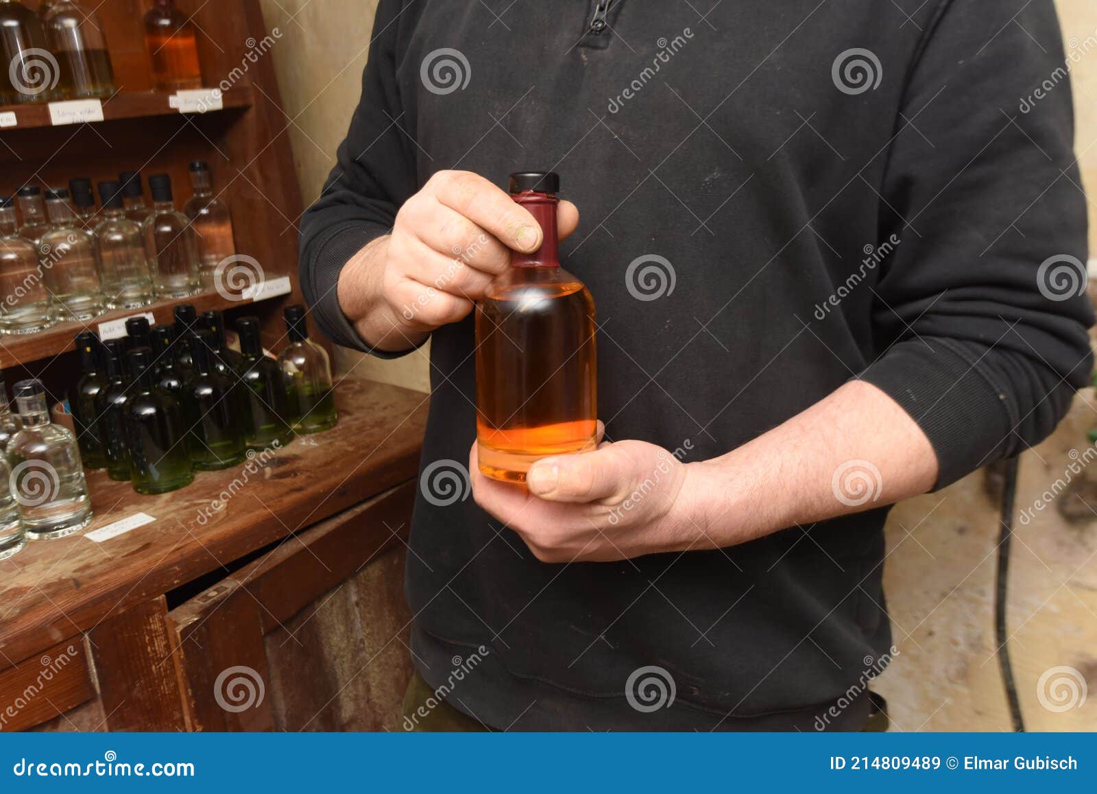 Beber Un Trago De Aguardiente O Alcohol Imagen de archivo - Imagen de ...