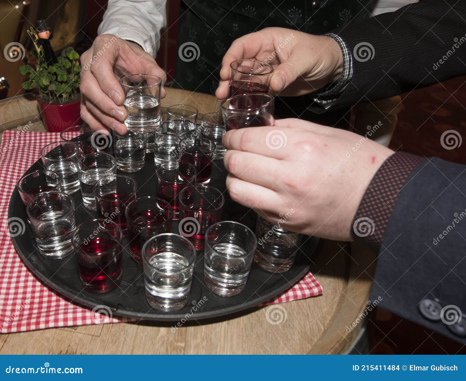 Beber Un Trago De Aguardiente O Alcohol Foto de archivo - Imagen de ...