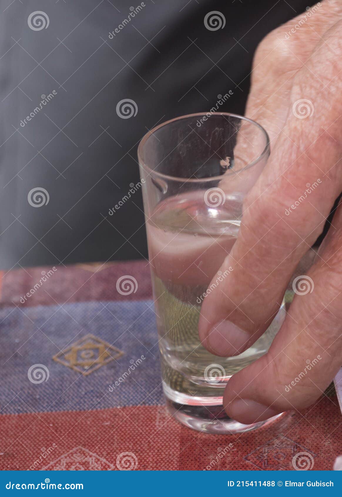 Beber Un Trago De Aguardiente O Alcohol Foto de archivo - Imagen de ...