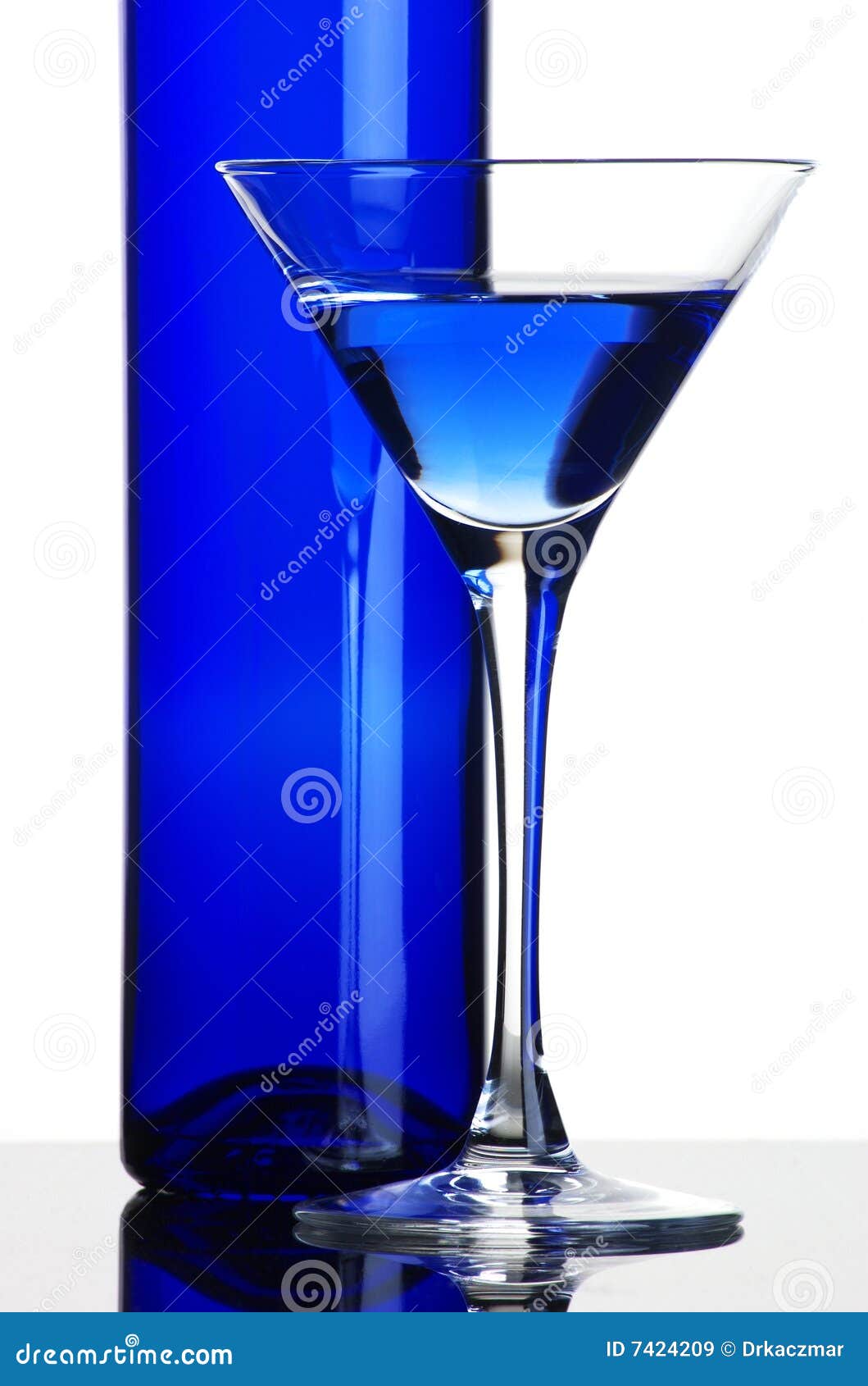 Bebida azul imagen de archivo. Imagen de azul, copa, vino - 7424209