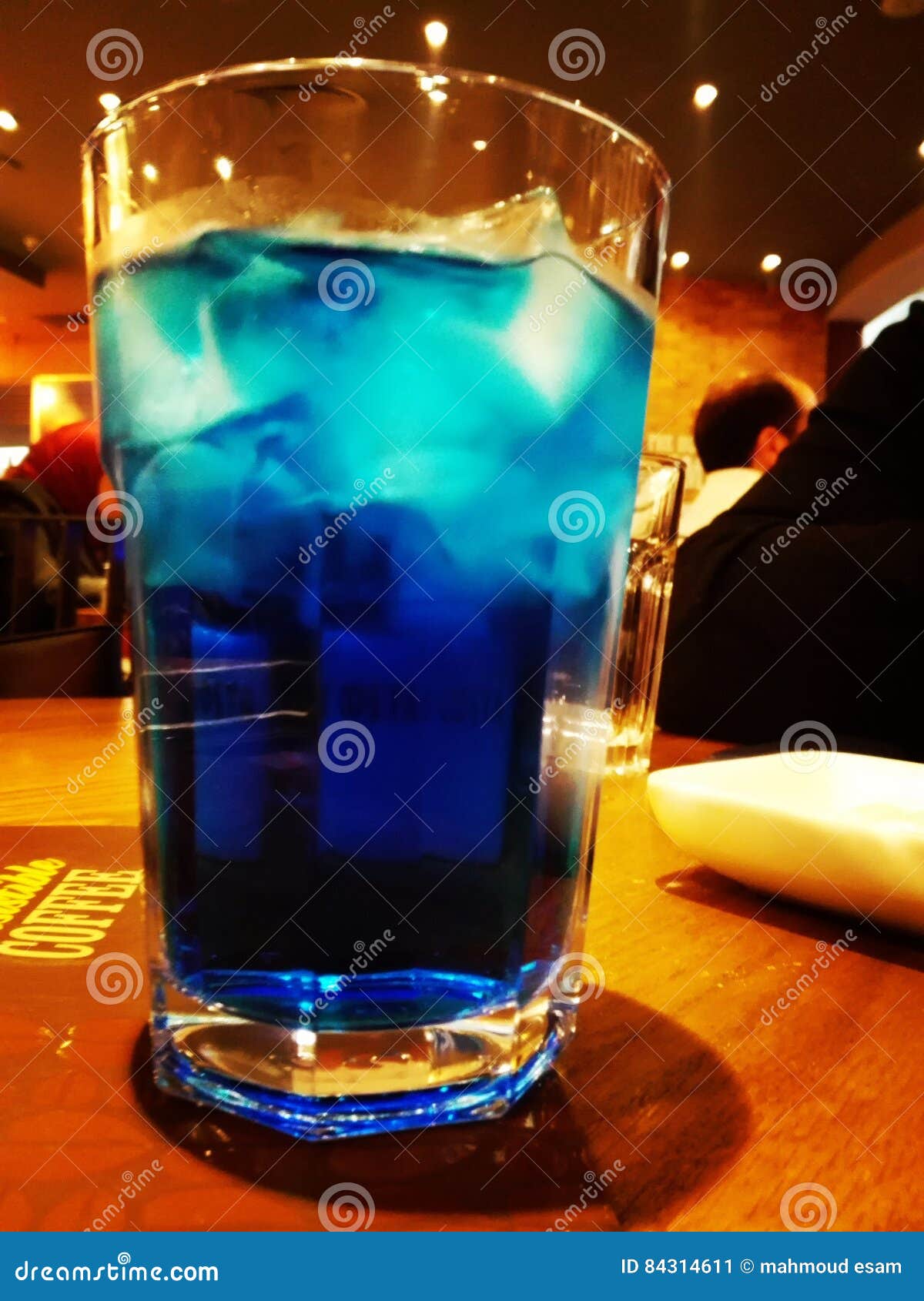 Bebida azul imagen de archivo. Imagen de bebida, azul - 84314611