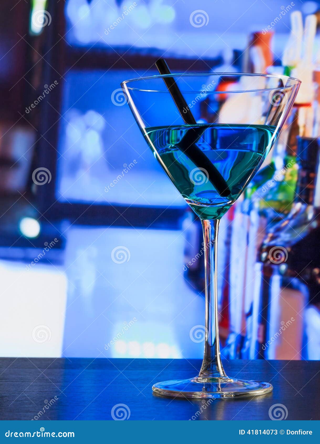 Bebida Azul Do Cocktail Em Uma Tabela De Madeira Imagem de Stock ...