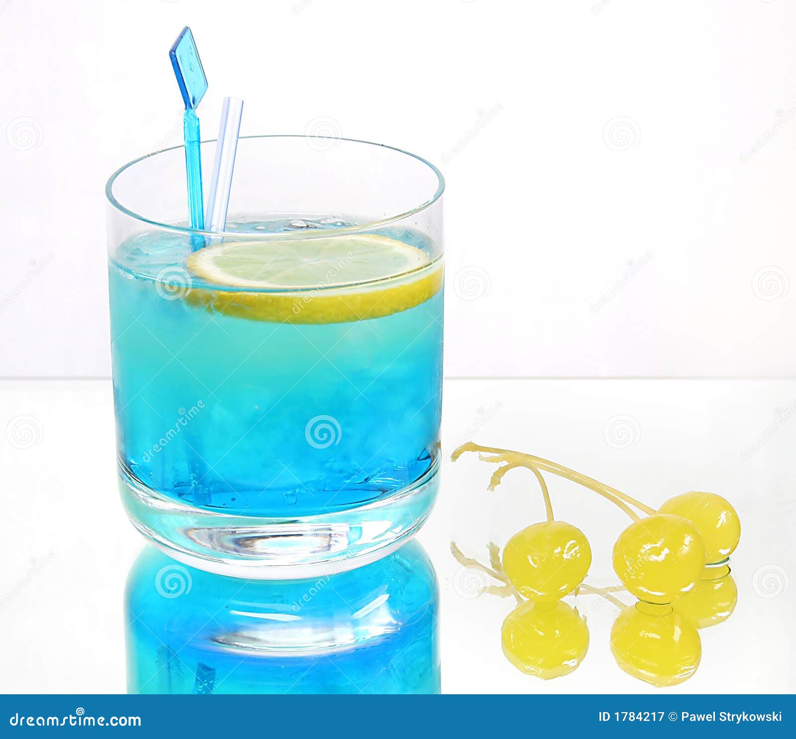 Bebida azul fría imagen de archivo. Imagen de uvas, amarillo - 1784217