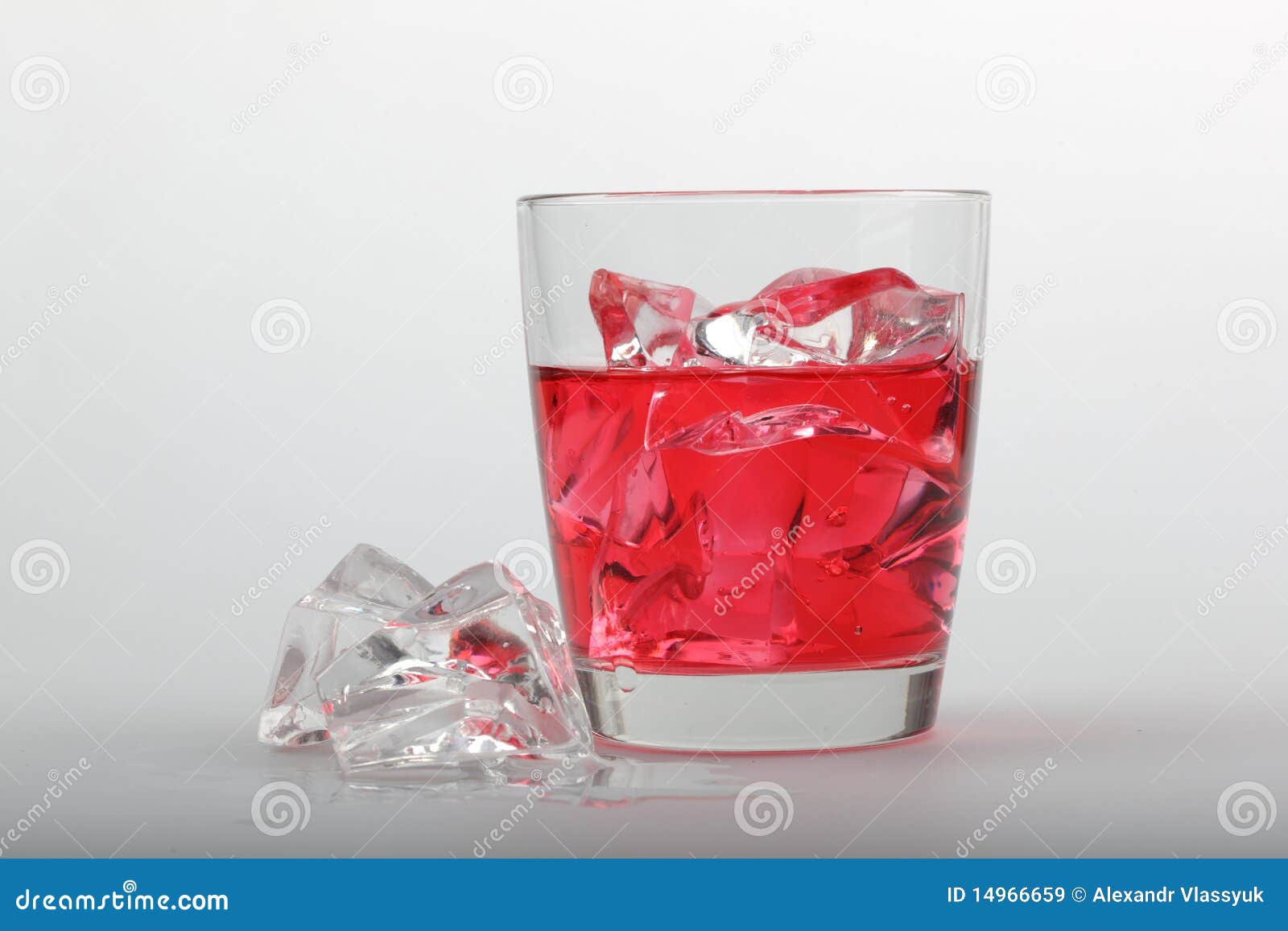 Bebida com gelo imagem de stock. Imagem de partido, martini - 14966659