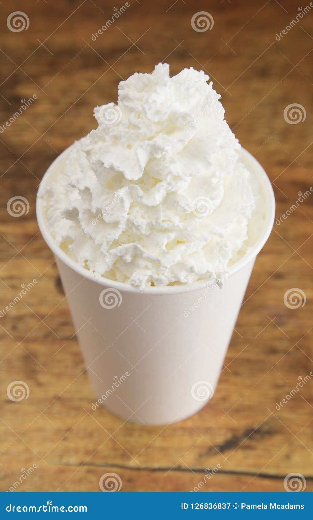 Bebida Con Crema Azotada En El Top Imagen de archivo - Imagen de café ...