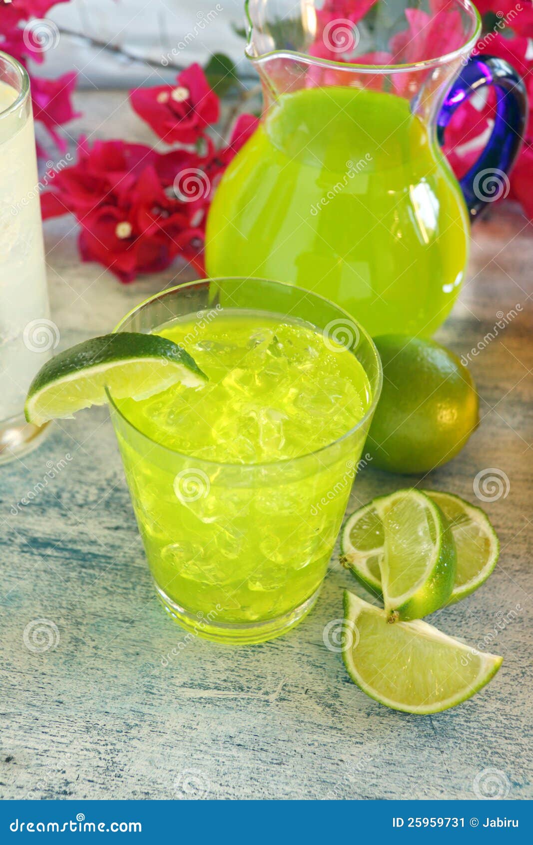 Bebida congelada do cal imagem de stock. Imagem de fatias - 25959731