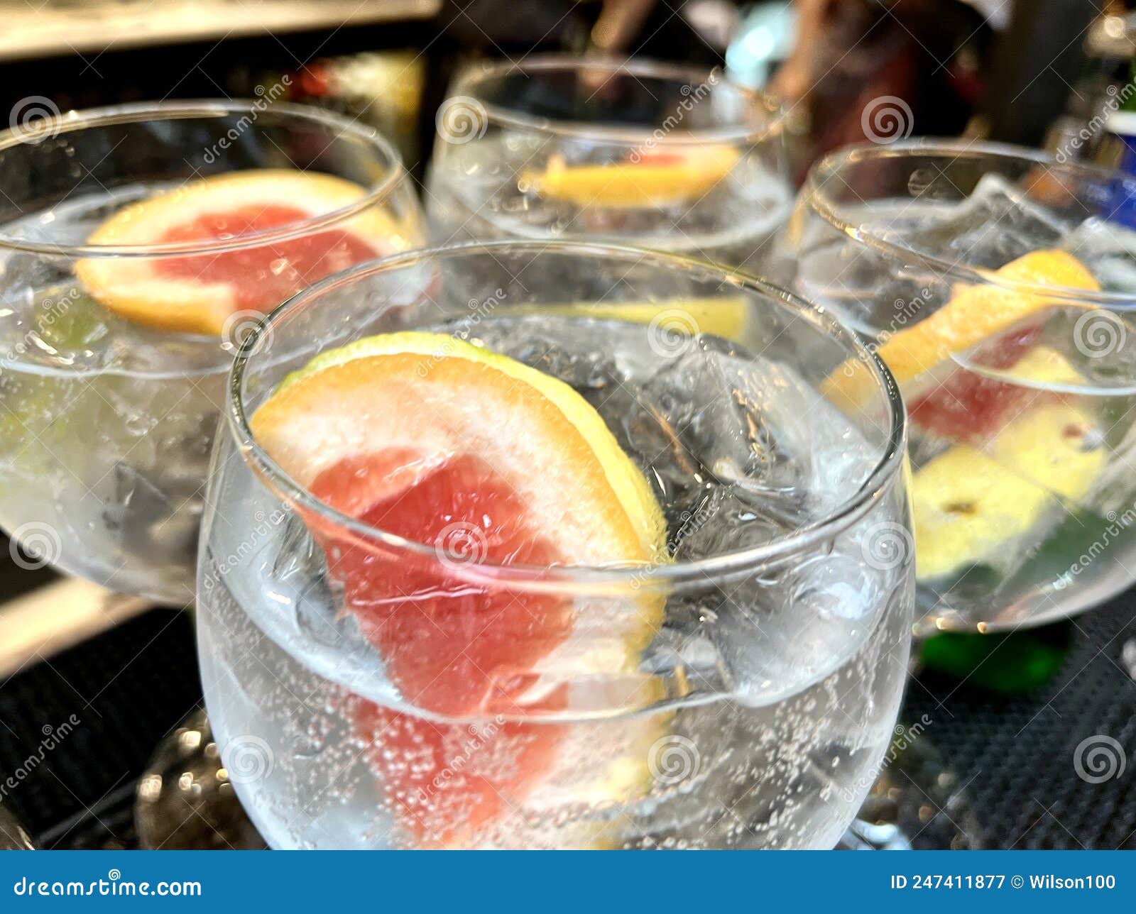 Bebida de agua helada imagen de archivo. Imagen de cristales - 247411877