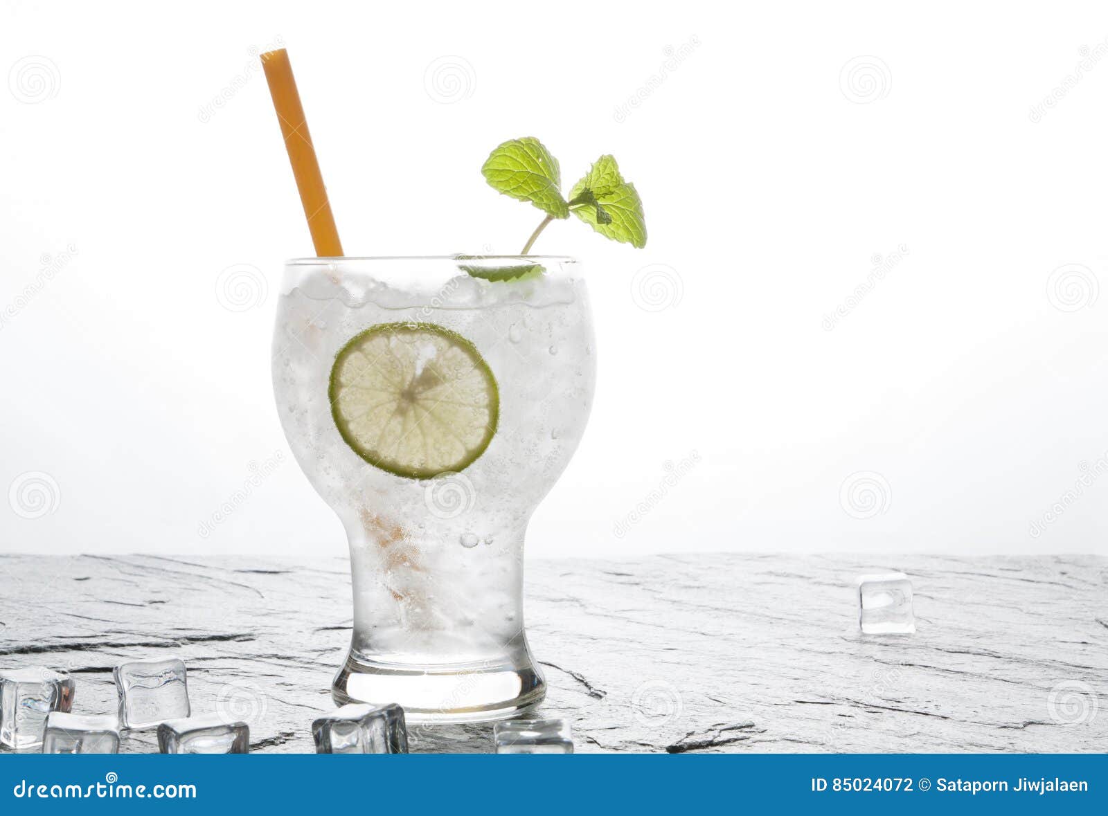 Bebida De Cal Sodada Con La Cal En Piedra Foto de archivo - Imagen de ...