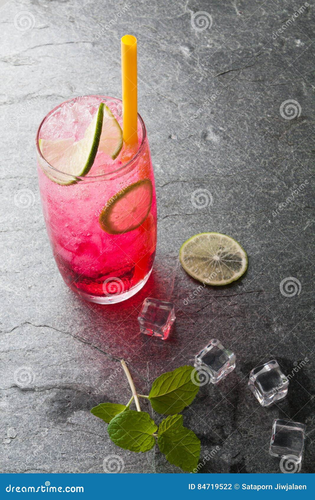 Bebida De Cal Sodada Roja Con La Cal Foto de archivo - Imagen de ...