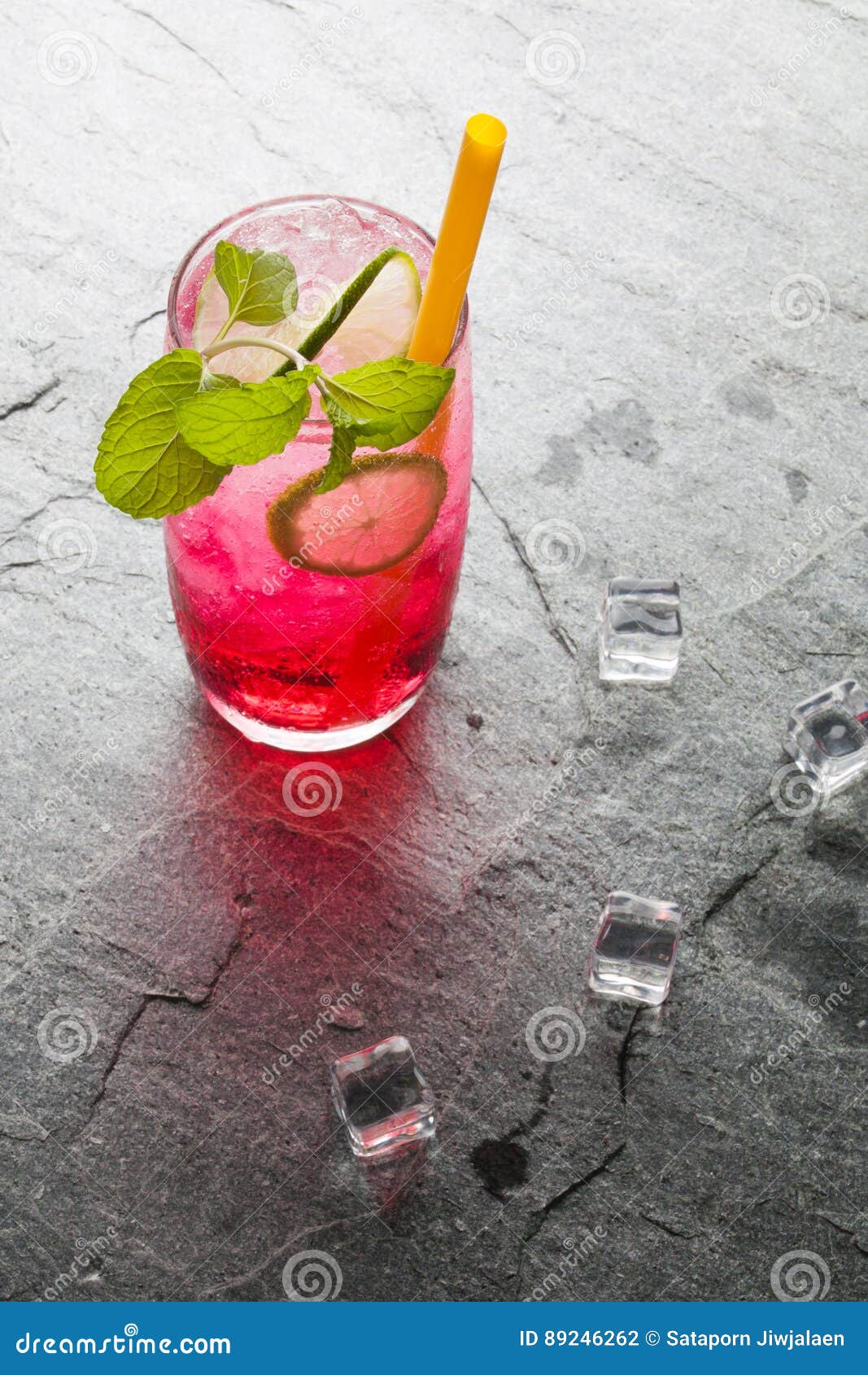 Bebida De Cal Sodada Roja Con La Cal Foto de archivo - Imagen de ...