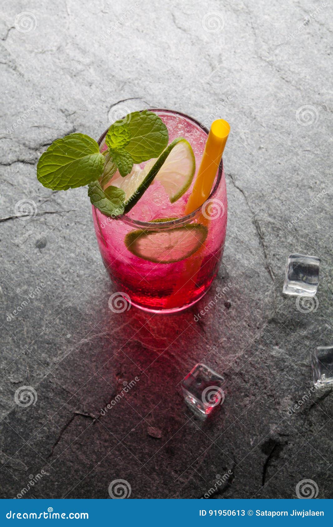 Bebida De Cal Sodada Roja Con La Cal Imagen de archivo - Imagen de ...