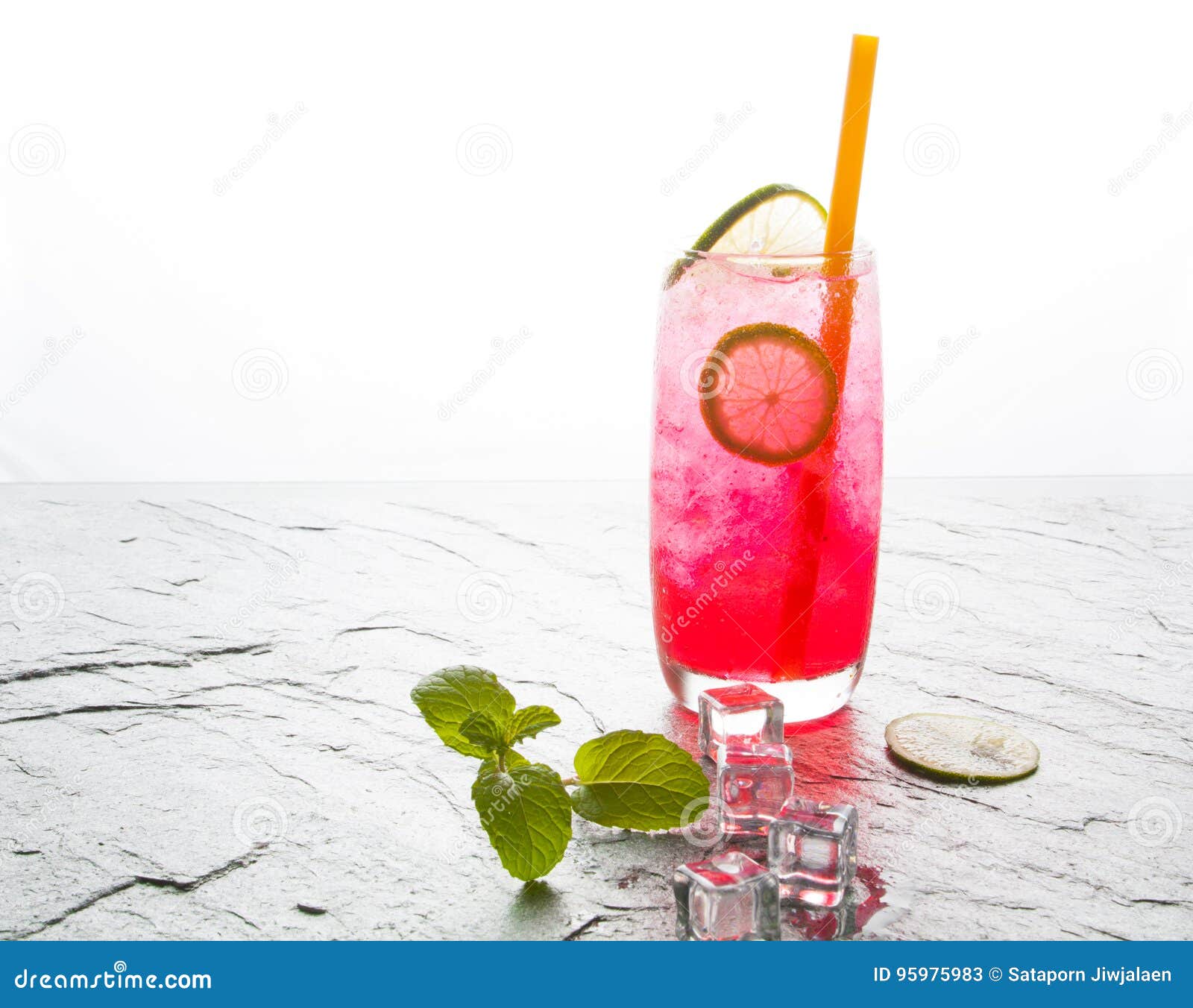 Bebida De Cal Sodada Roja Con La Cal Imagen de archivo - Imagen de ...