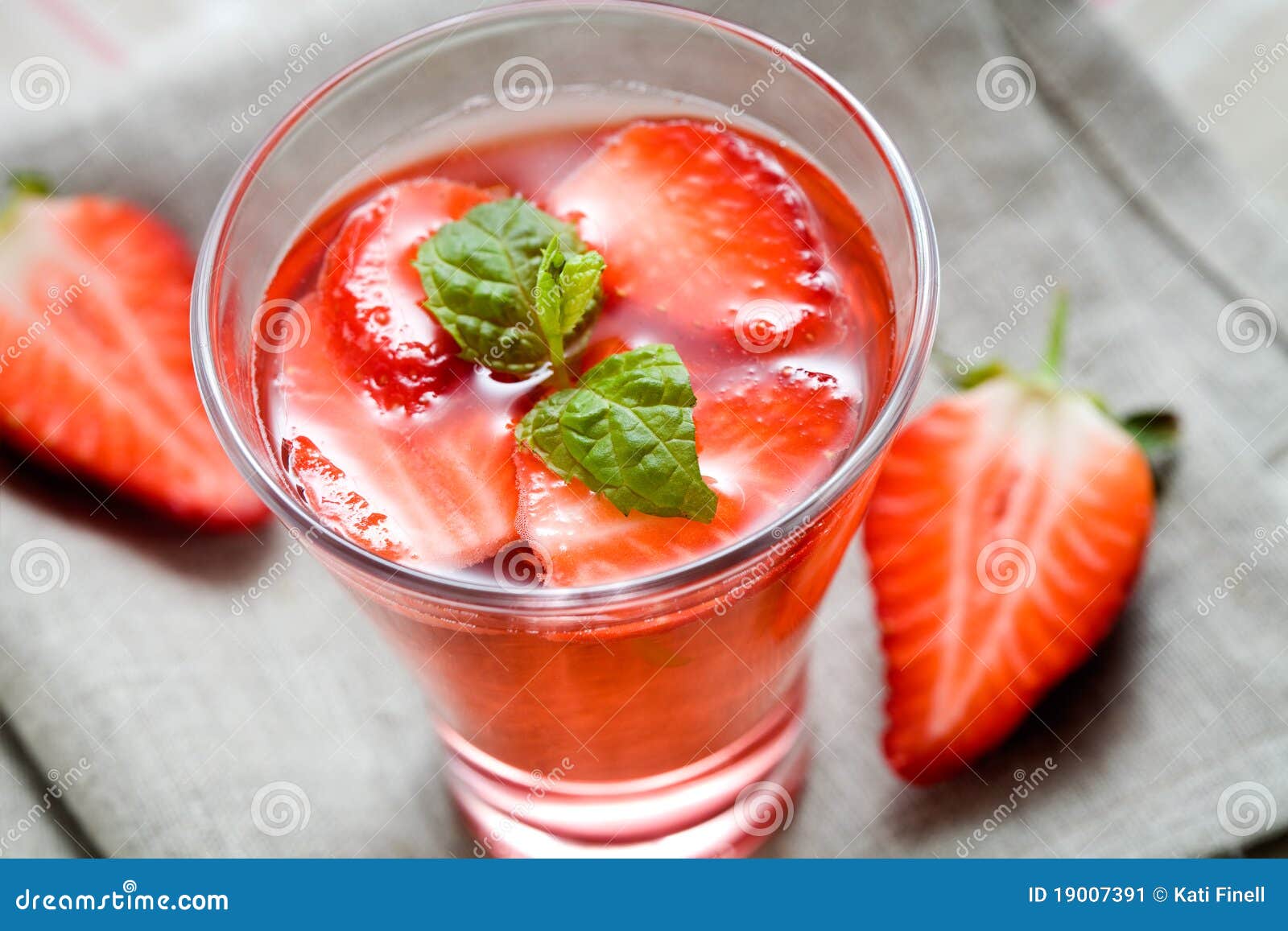 Bebida de la fresa imagen de archivo. Imagen de cristal - 19007391