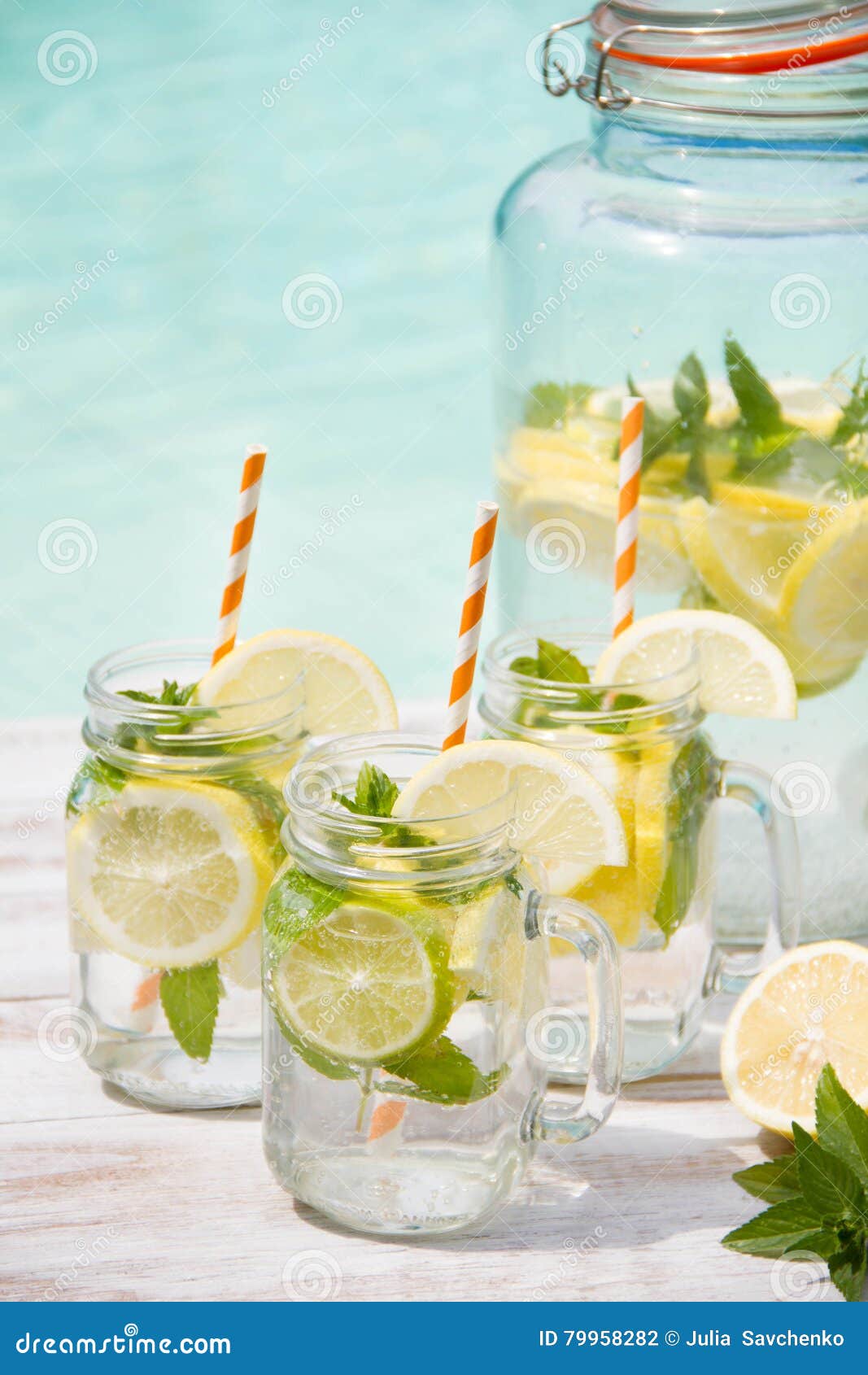 Bebida De La Limonada En El Jarro Foto de archivo - Imagen de limonada ...