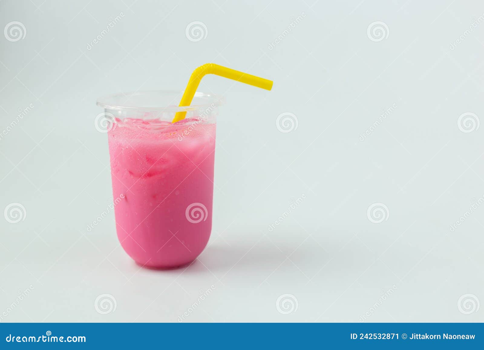 Bebida De Leche Rosa Con Fondo Blanco Imagen de archivo - Imagen de ...
