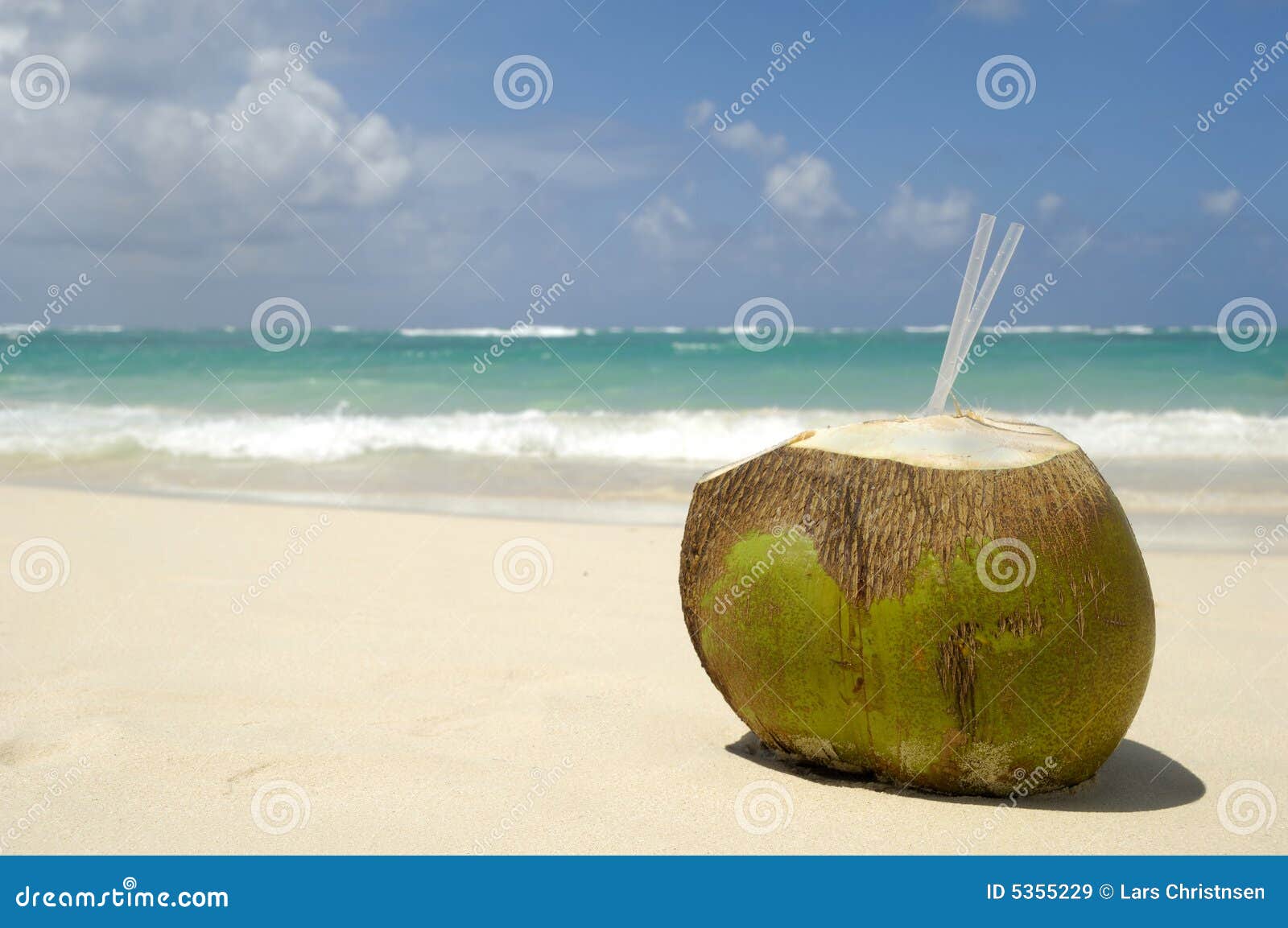 Bebida Del Coco En La Playa Exótica Imagen de archivo - Imagen de coco ...