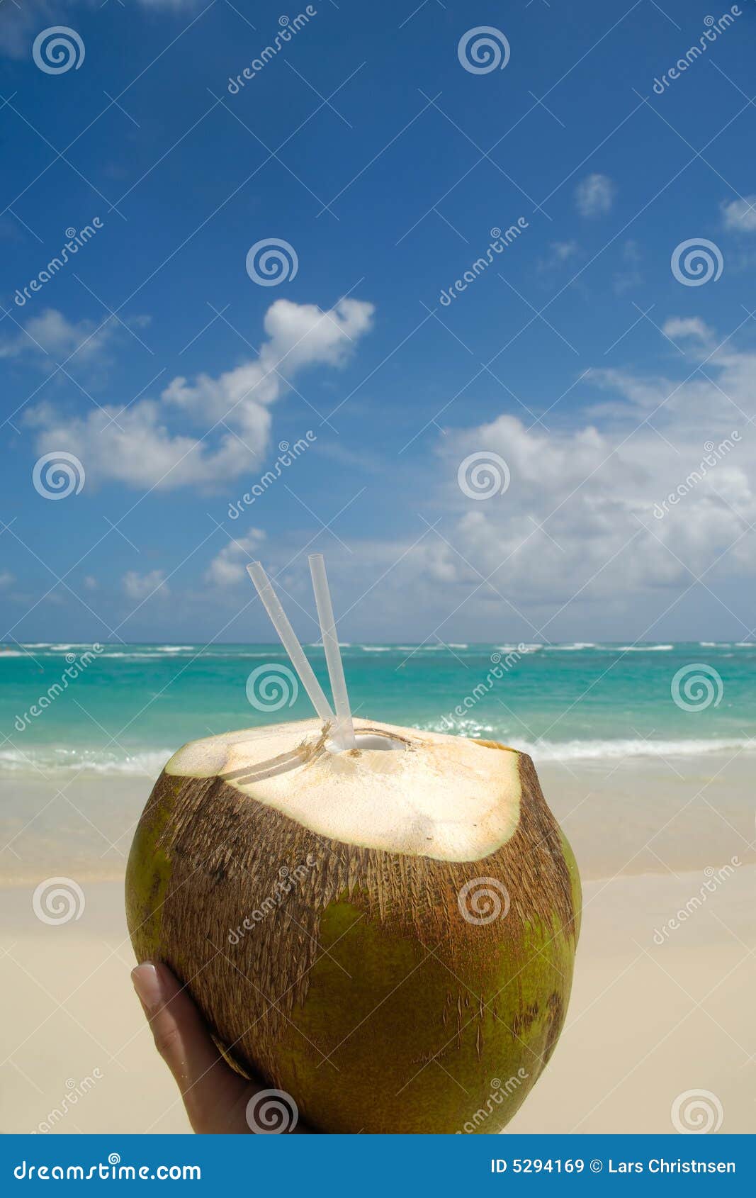 Bebida Del Coco Y Playa Exótica Imagen de archivo - Imagen de océano ...