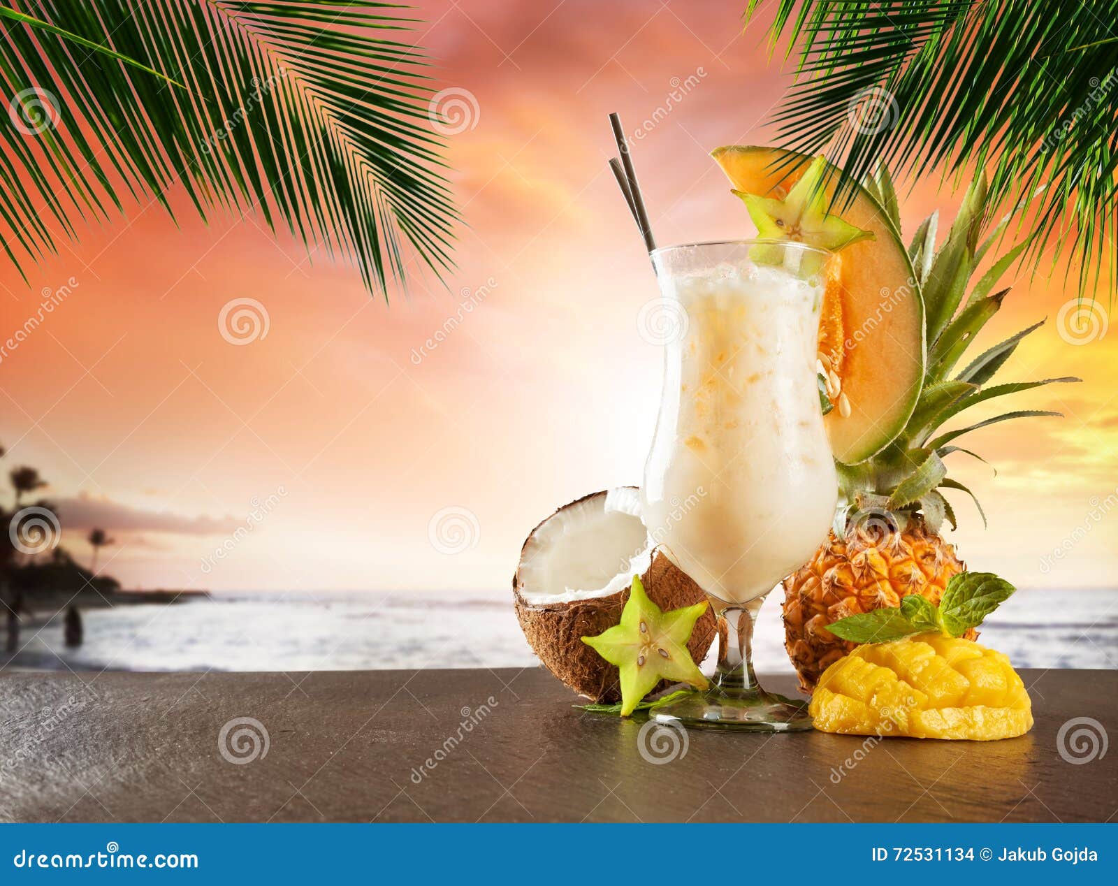 Bebida Del Verano En La Playa Foto de archivo - Imagen de arenoso ...